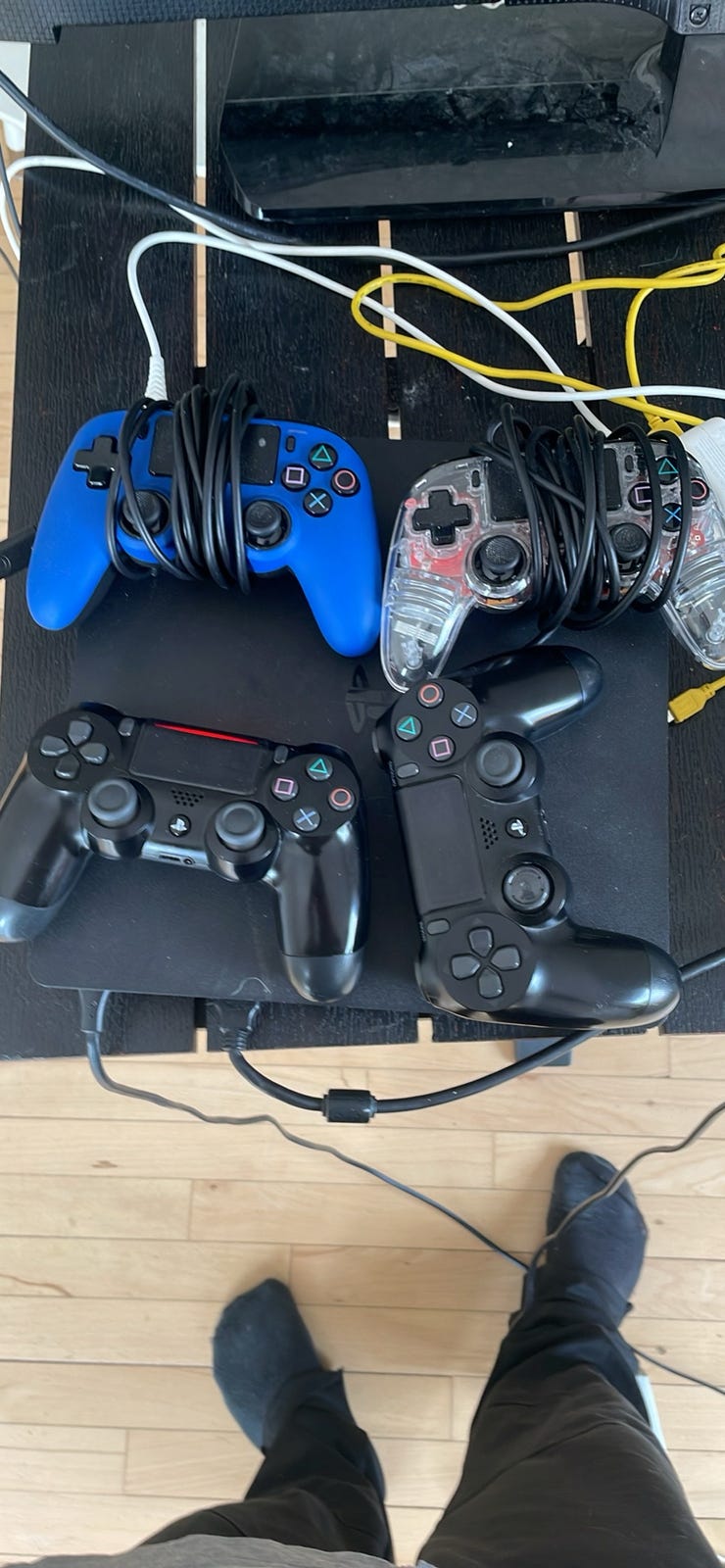 Ps4 med 4 controller og 5 spil | DBA