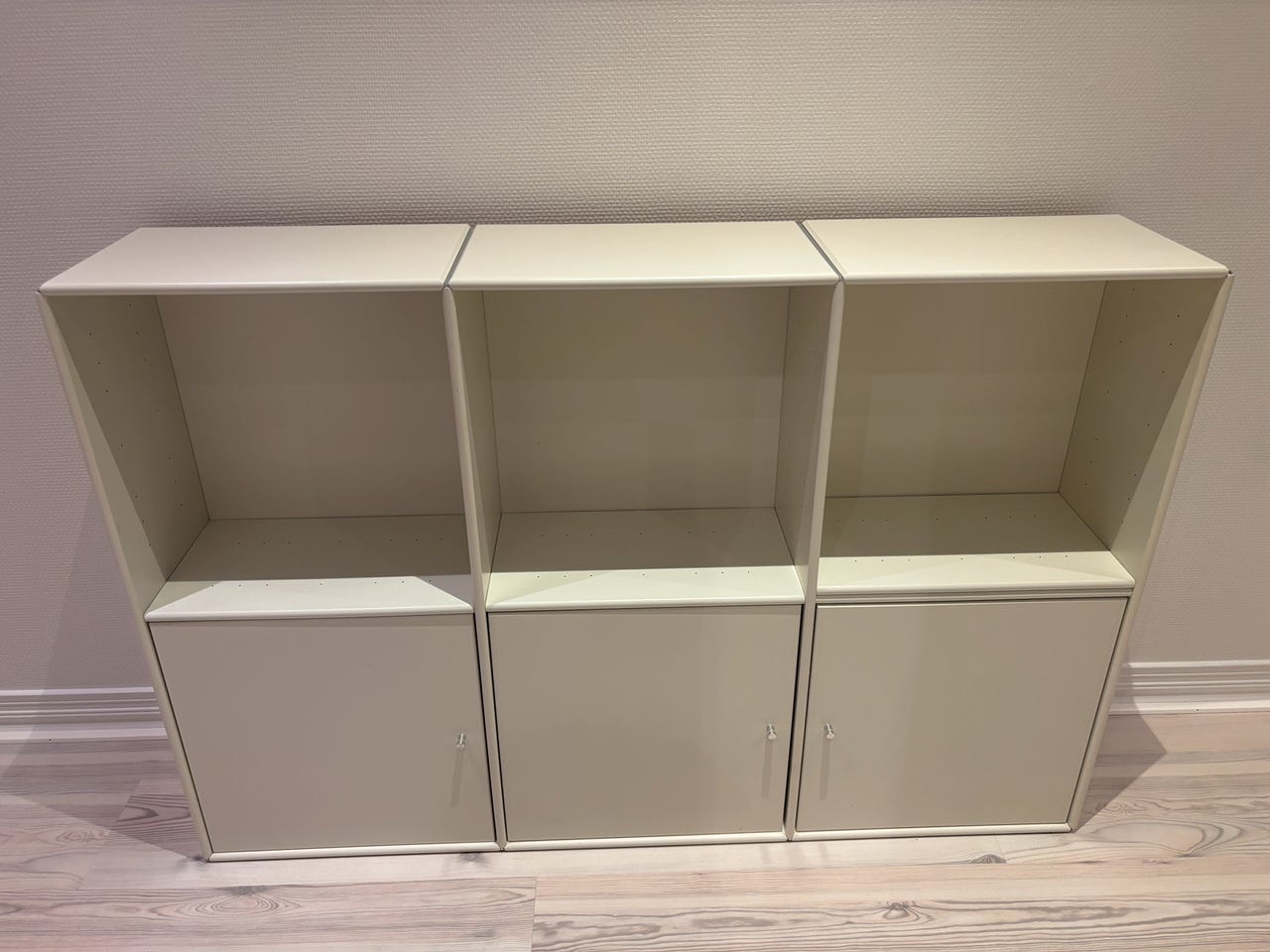 Hvid Ilva reol med låger | DBA