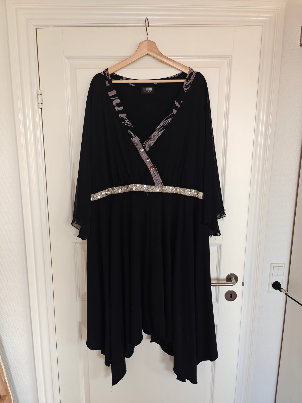 Lækker kjole i plus size – sort med flotte detaljer | DBA