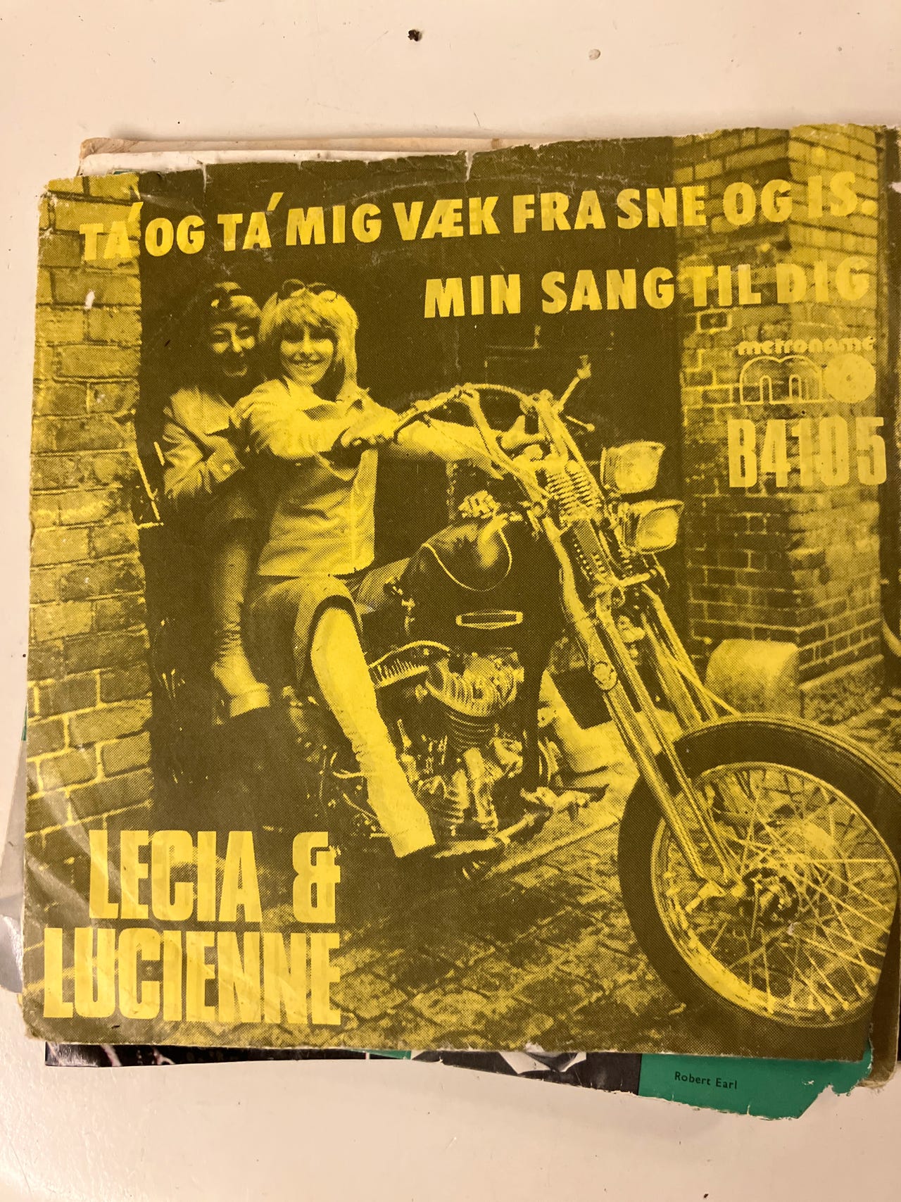 Lecia & Lucienne Vinyl Single "Tag Og Ta' Mig Væk Fra Sne Og Is" | DBA