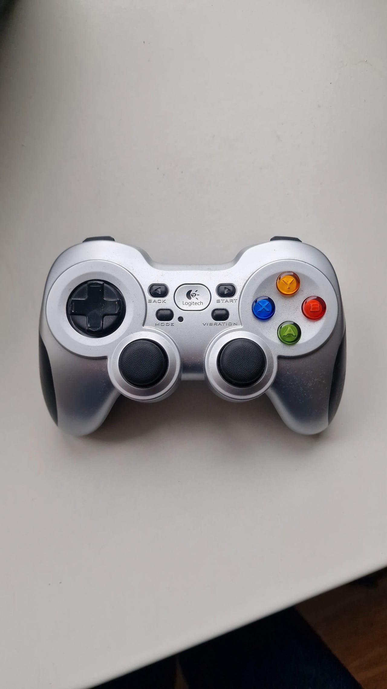 Næsten ubrugt Logitech F710 controller (uden USB) | DBA