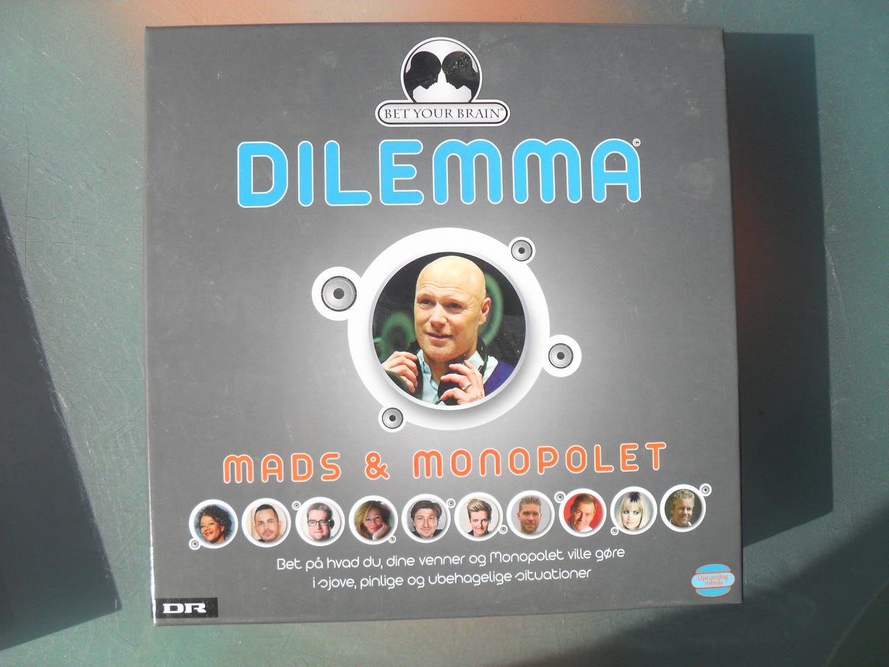 DILEMMA, SPIL, FIN STAND | DBA