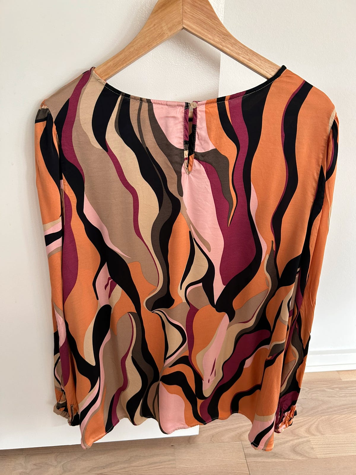 Virkelig smuk bluse i silke-lignende stof | DBA