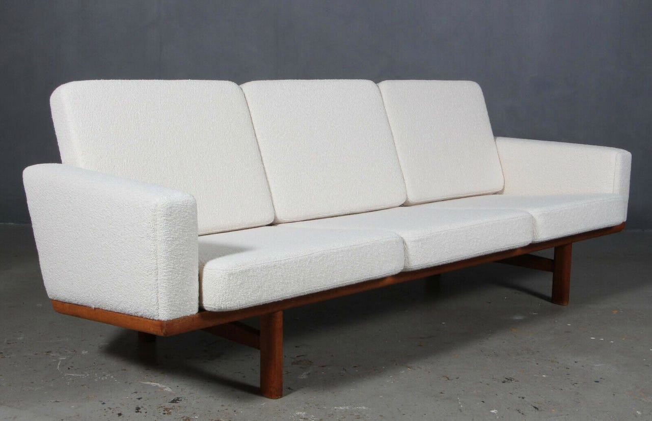 Hans J. Wegner sofa model GE-236/3 Boucle | DBA