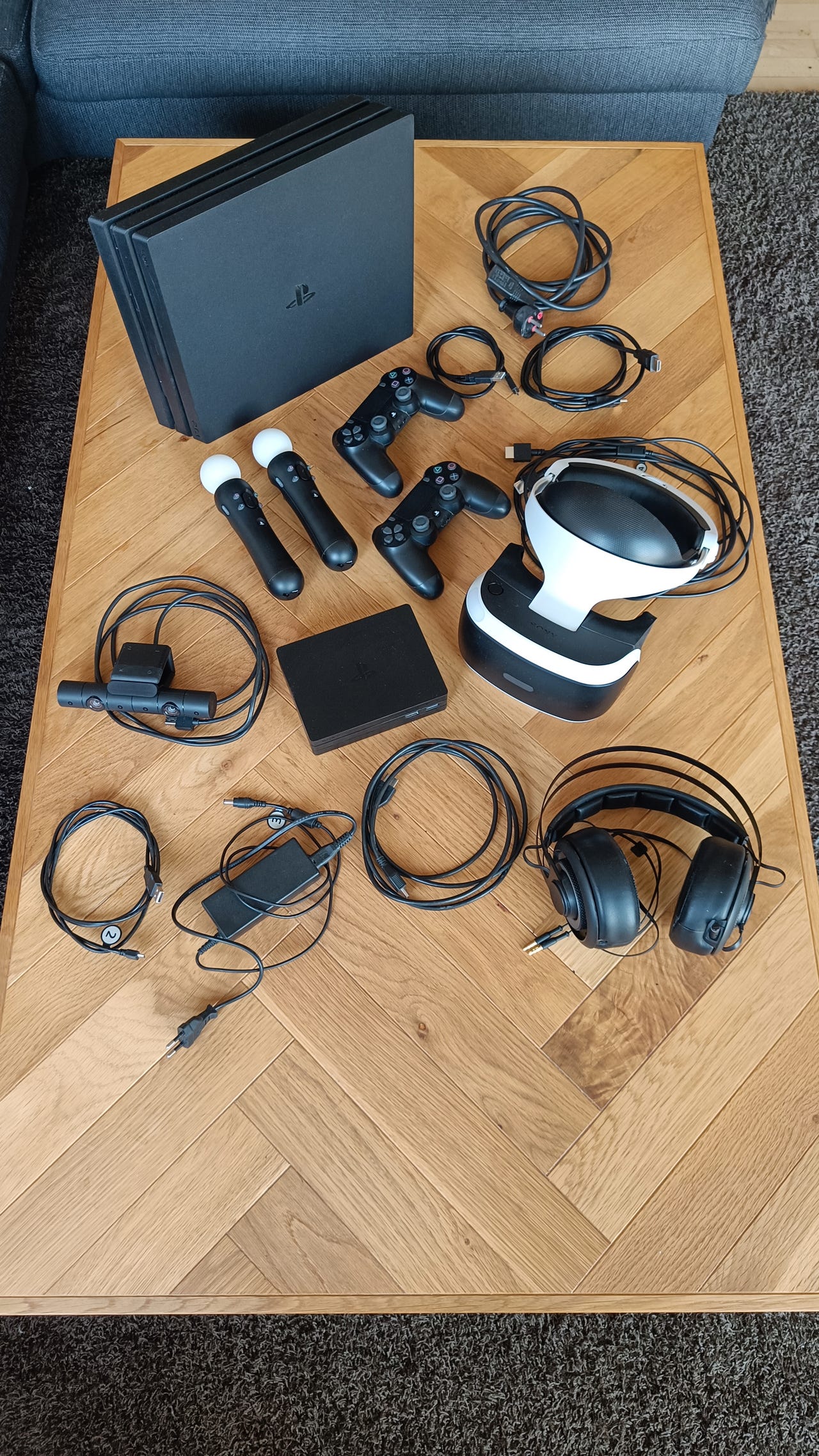 Komplet Playstation VR sæt - PS4 Pro, PSVR, Controllere | DBA