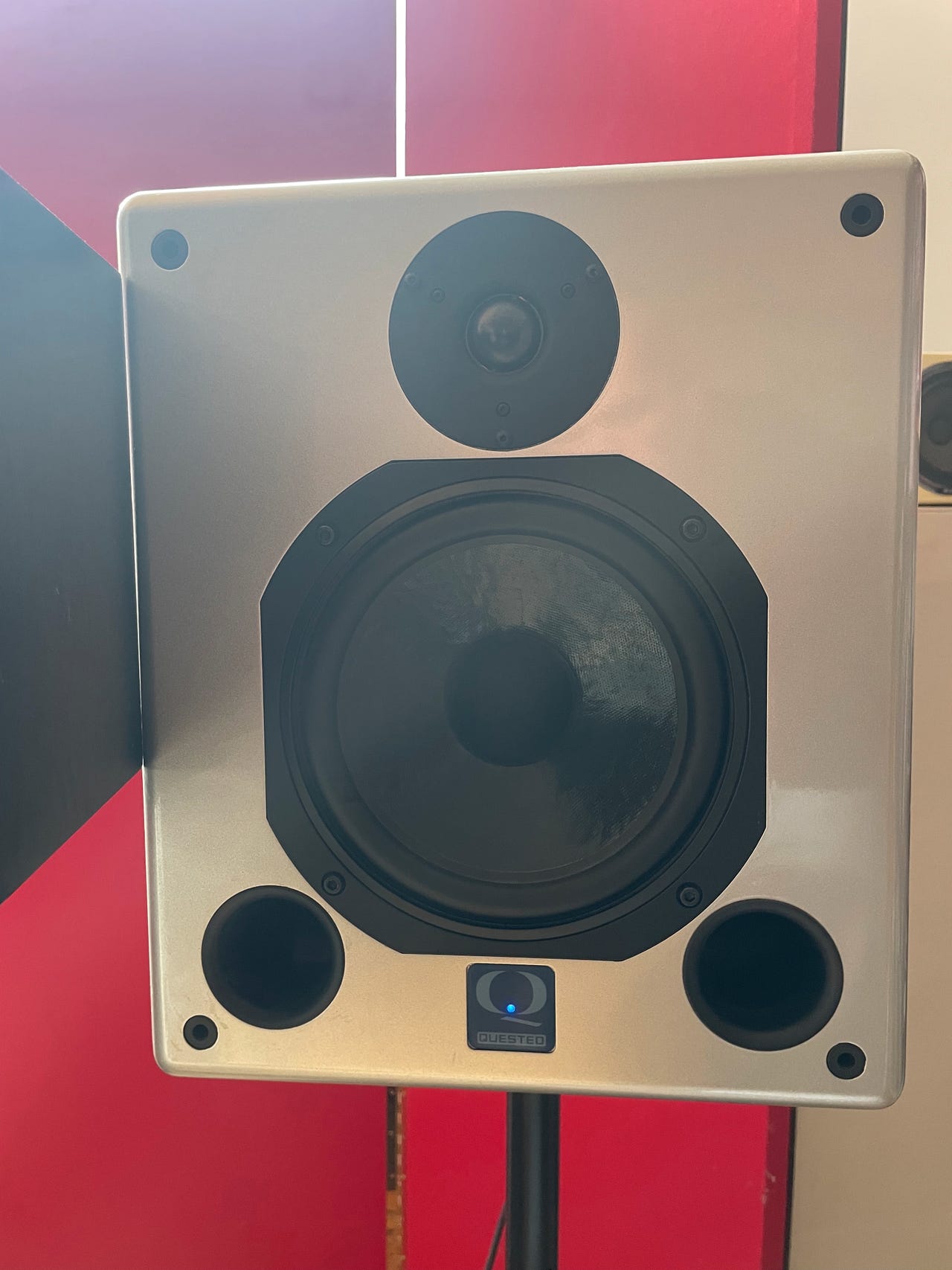 QUESTED V2108 Silver edition - professional monitors | DBA