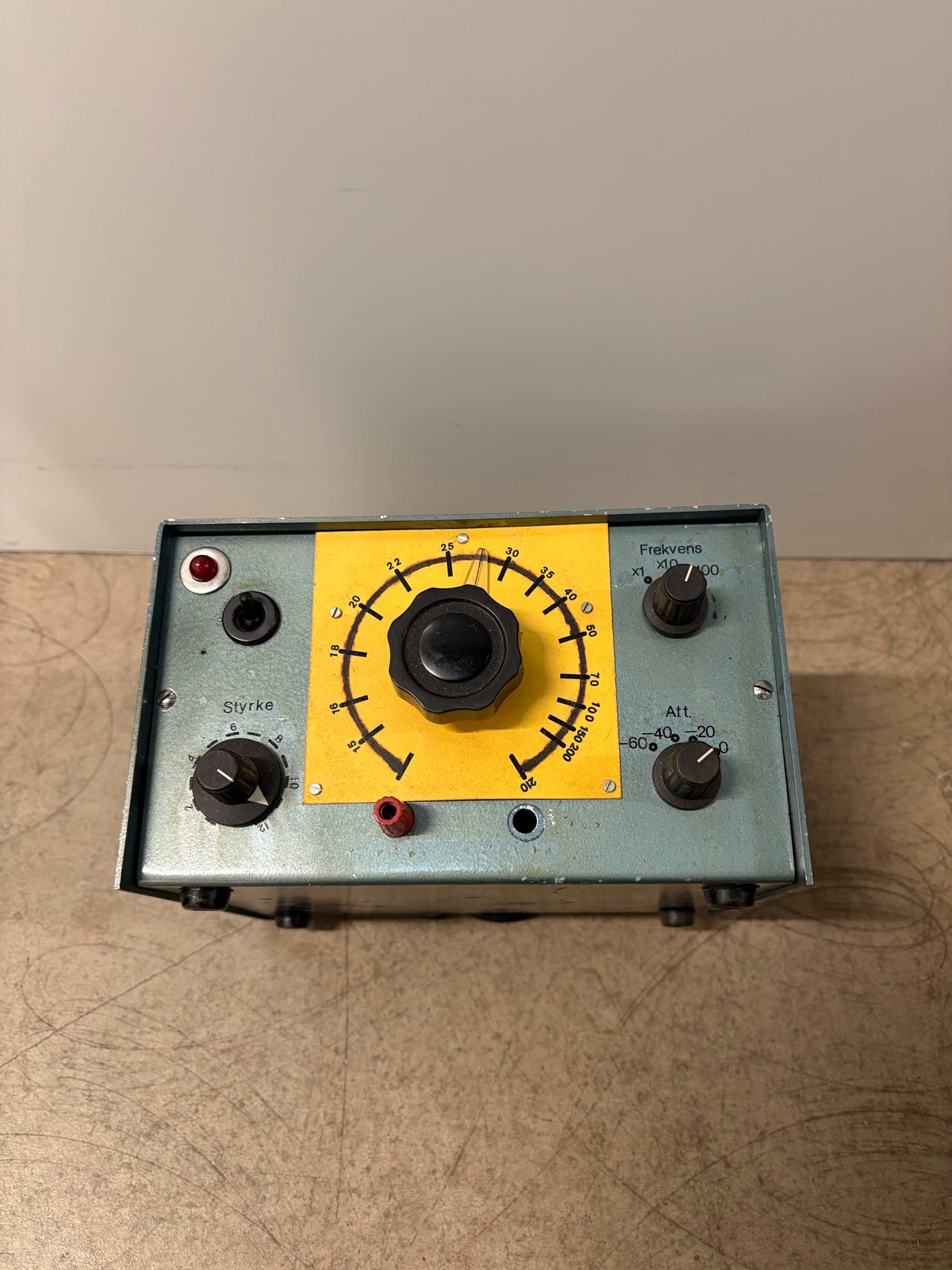 Vintage signalgenerator – frekvens- og styrkekontrol | DBA