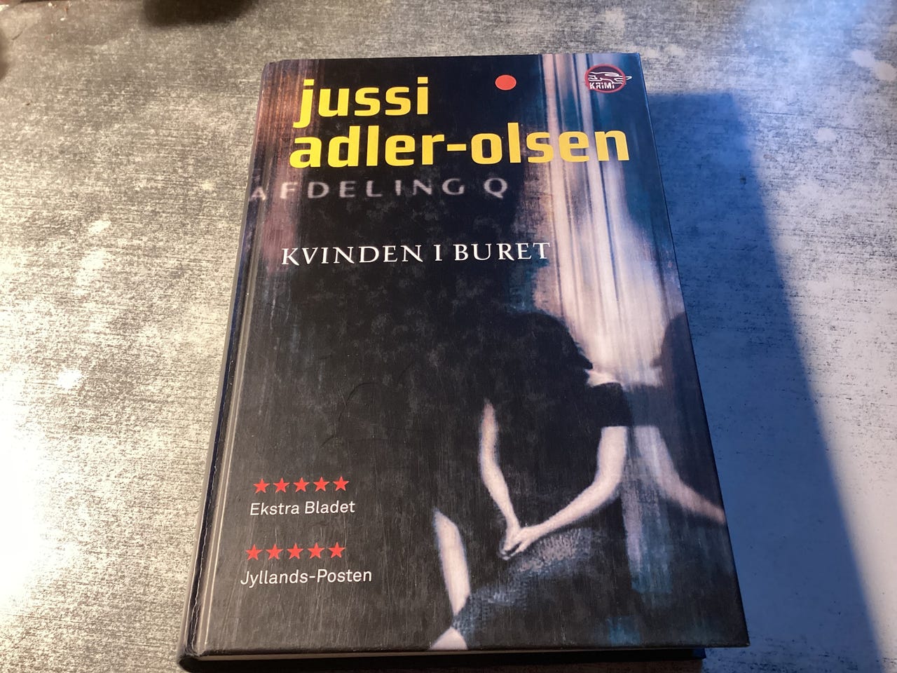 Kvinden i buret. Jussi adler Olsen R2l | DBA