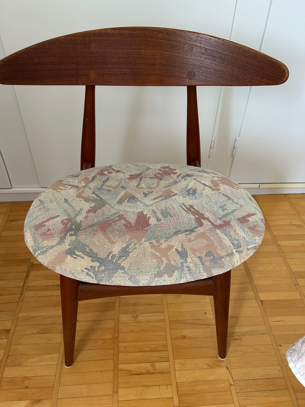 4 stk. Hans J Wegner CH33 spisebordsstole i teaktræ med mønstret ...