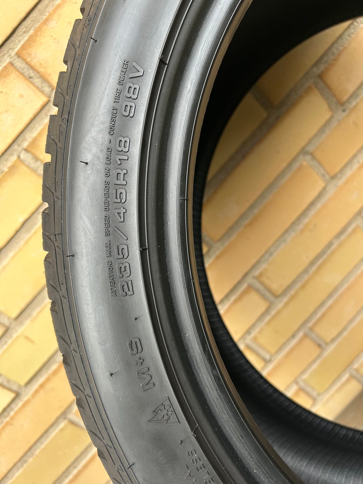 Vinterdæk 235/45 r18 Næsten nye Vinterdæk | DBA