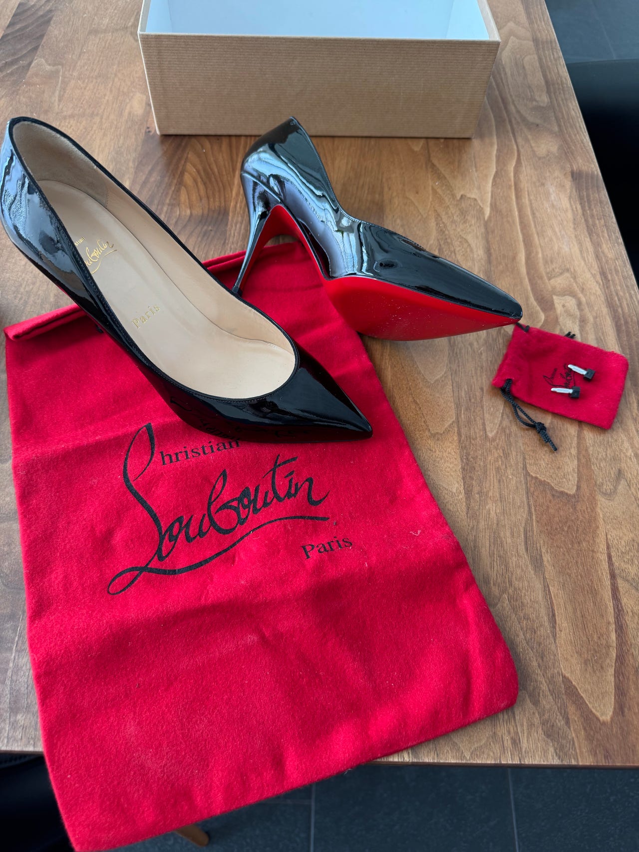 Christian Louboutin Højhælet Sko Størrelse 38 Sort patent kalvelæder | DBA