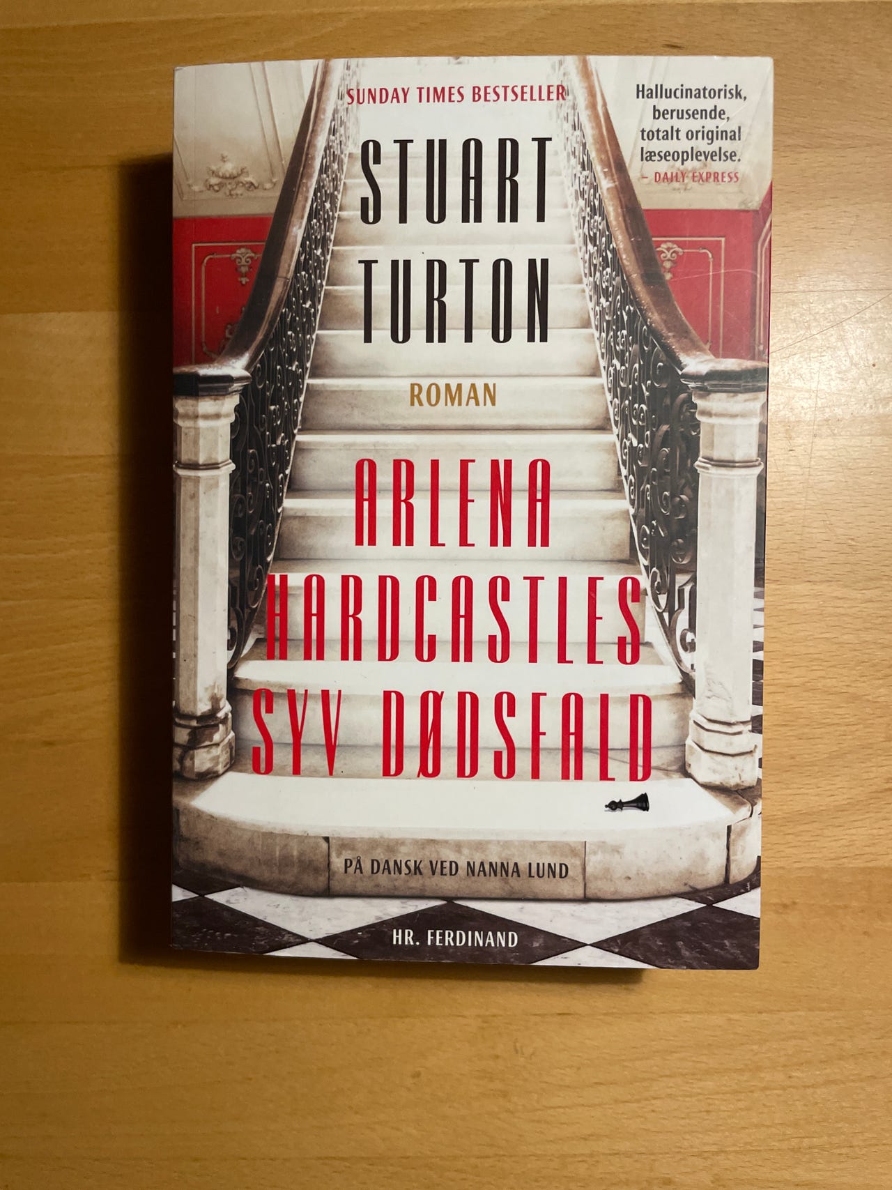 Stuart Turton, Arlena Hardcastles Syv Dødssynder | DBA