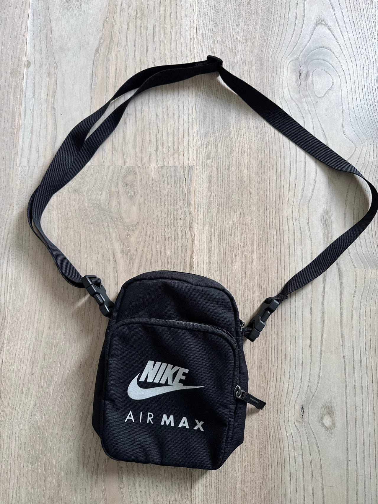Nike Air Max Crossbody Taske i Sort Stof Unisex | DBA
