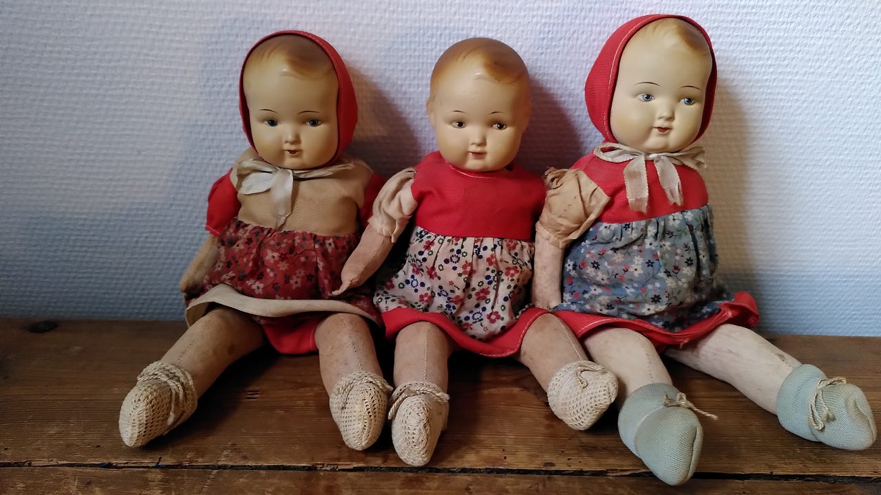 3 stk. tyske antikke dukker med hoveder af porcelæn. Har et nr. 696-0 ...