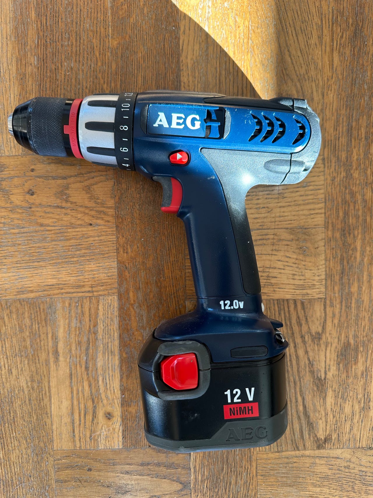 AEG 12V Boremaskine med to batterier og oplader | DBA