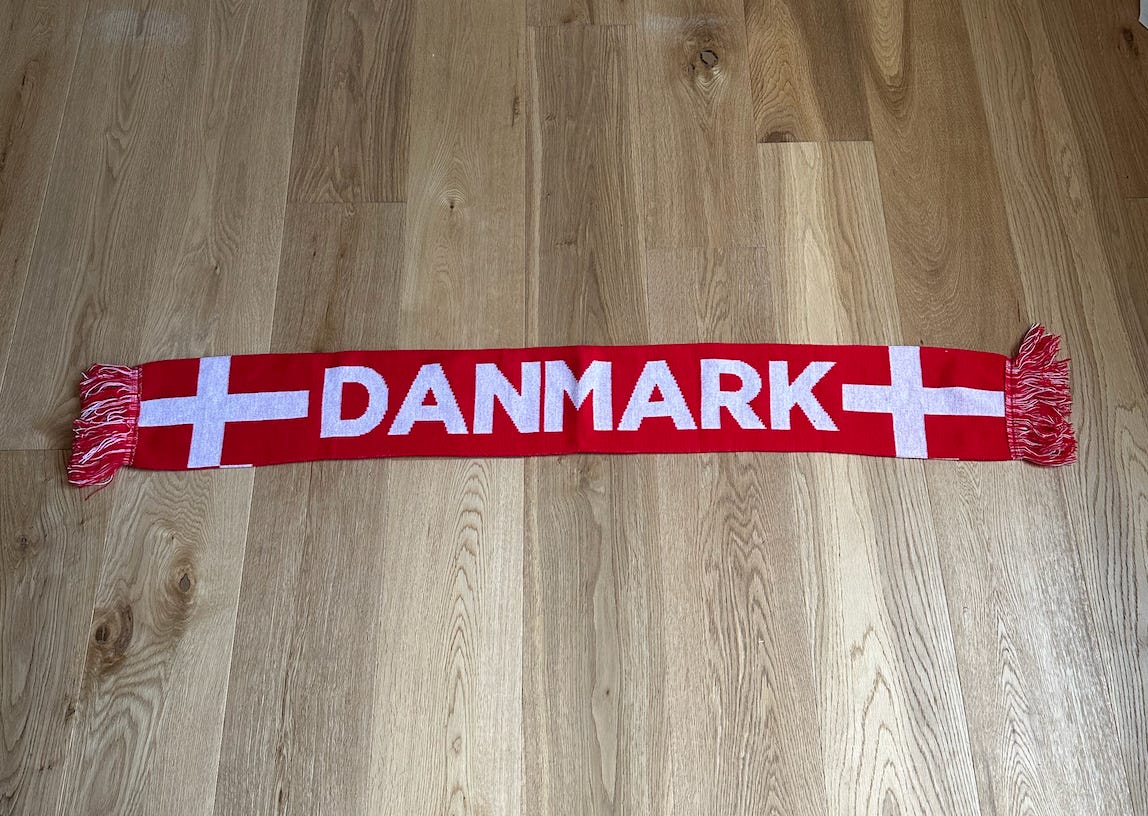 Danmark fodbold halstørklæde – rød/hvid med DANMARK tekst og flag | DBA
