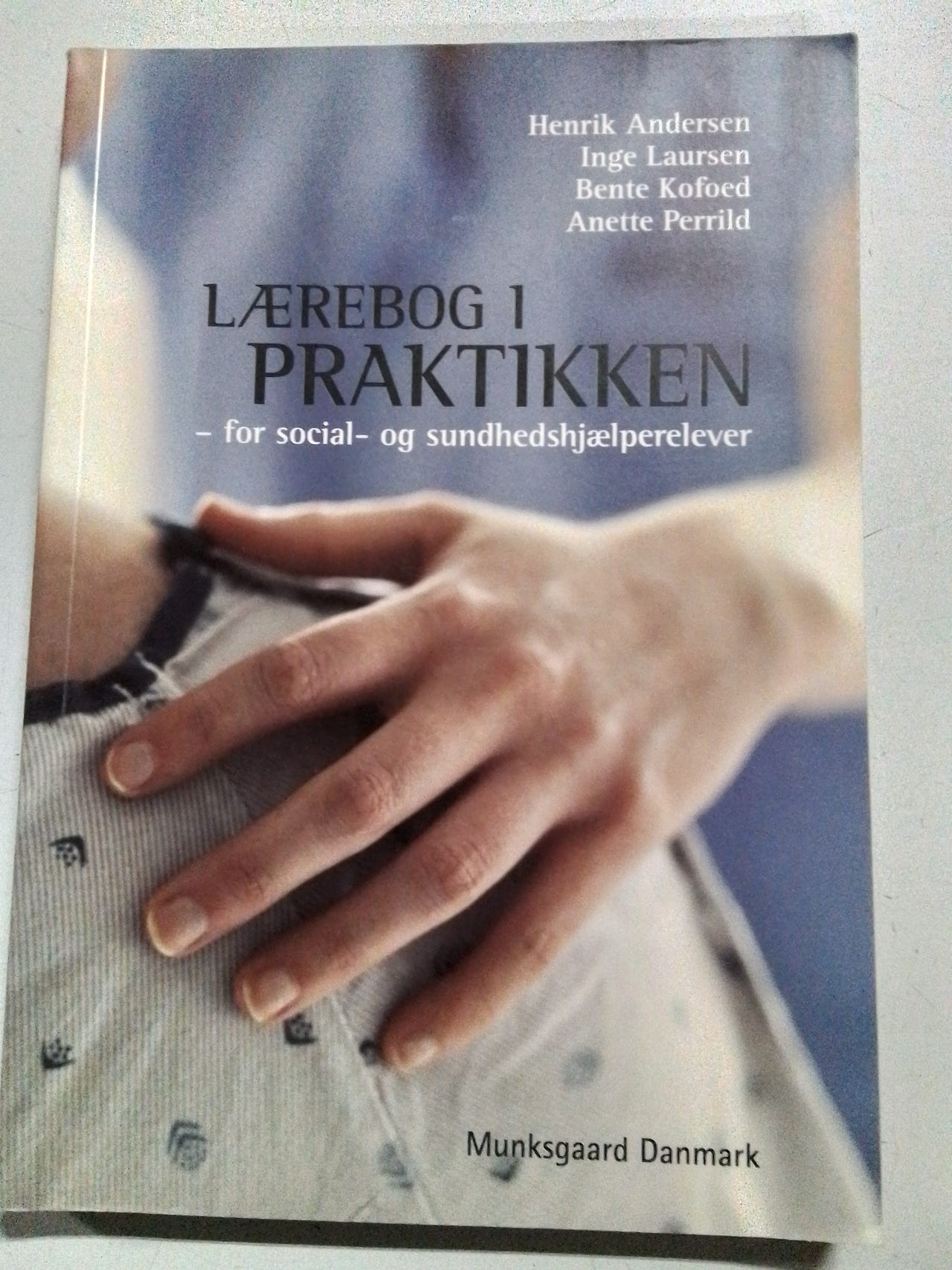 Lærebog I praktikken for social og sundhedshjælperelever af Henrik ...