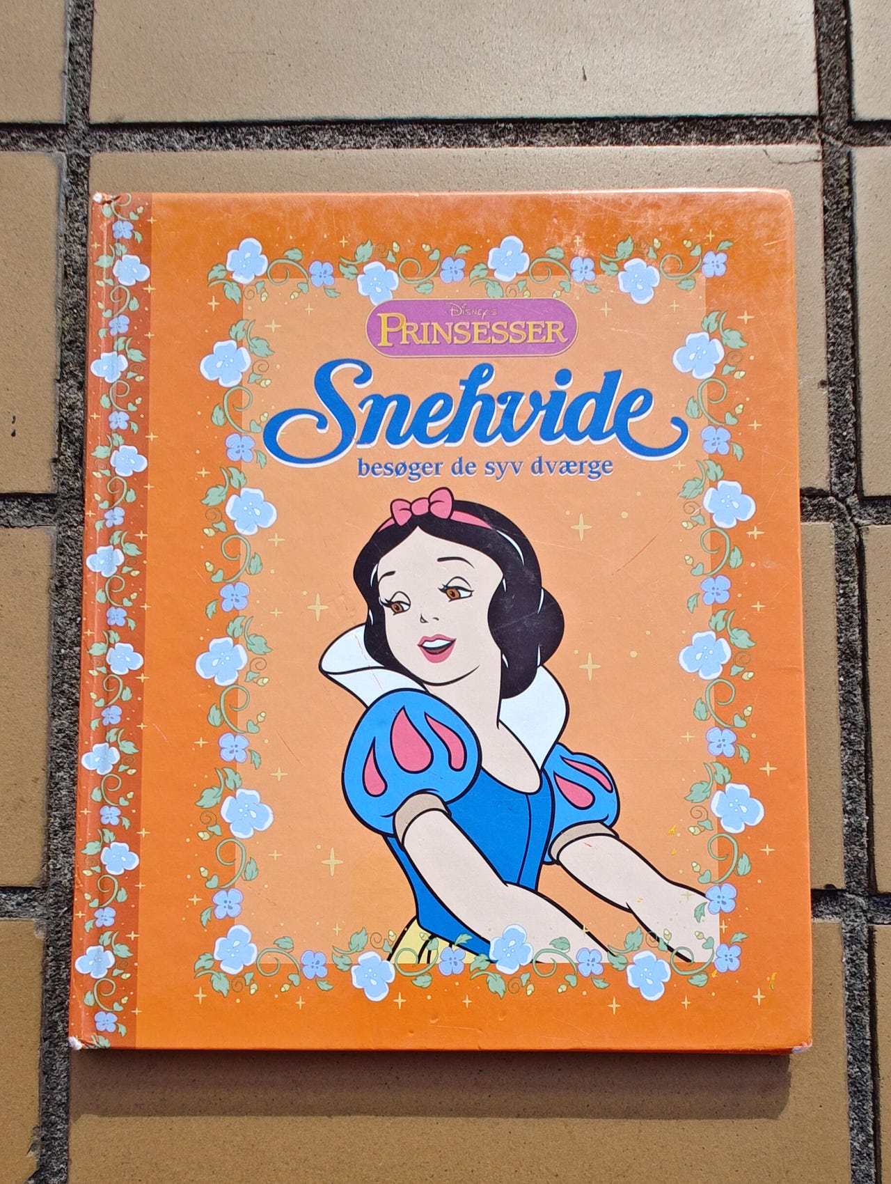 Disney Princesser Snehvide besøger de syv dværge BOG | DBA