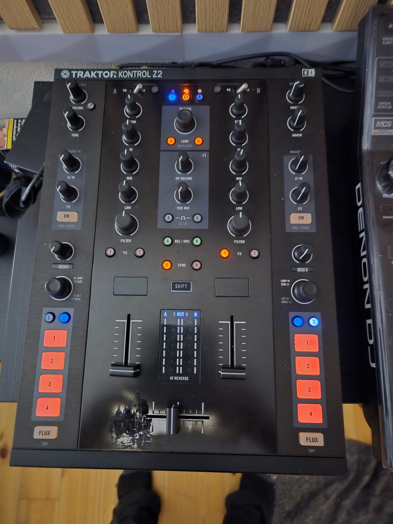 Native Instruments Traktor Kontrol Z2 DJ Mixer Sort | DBA