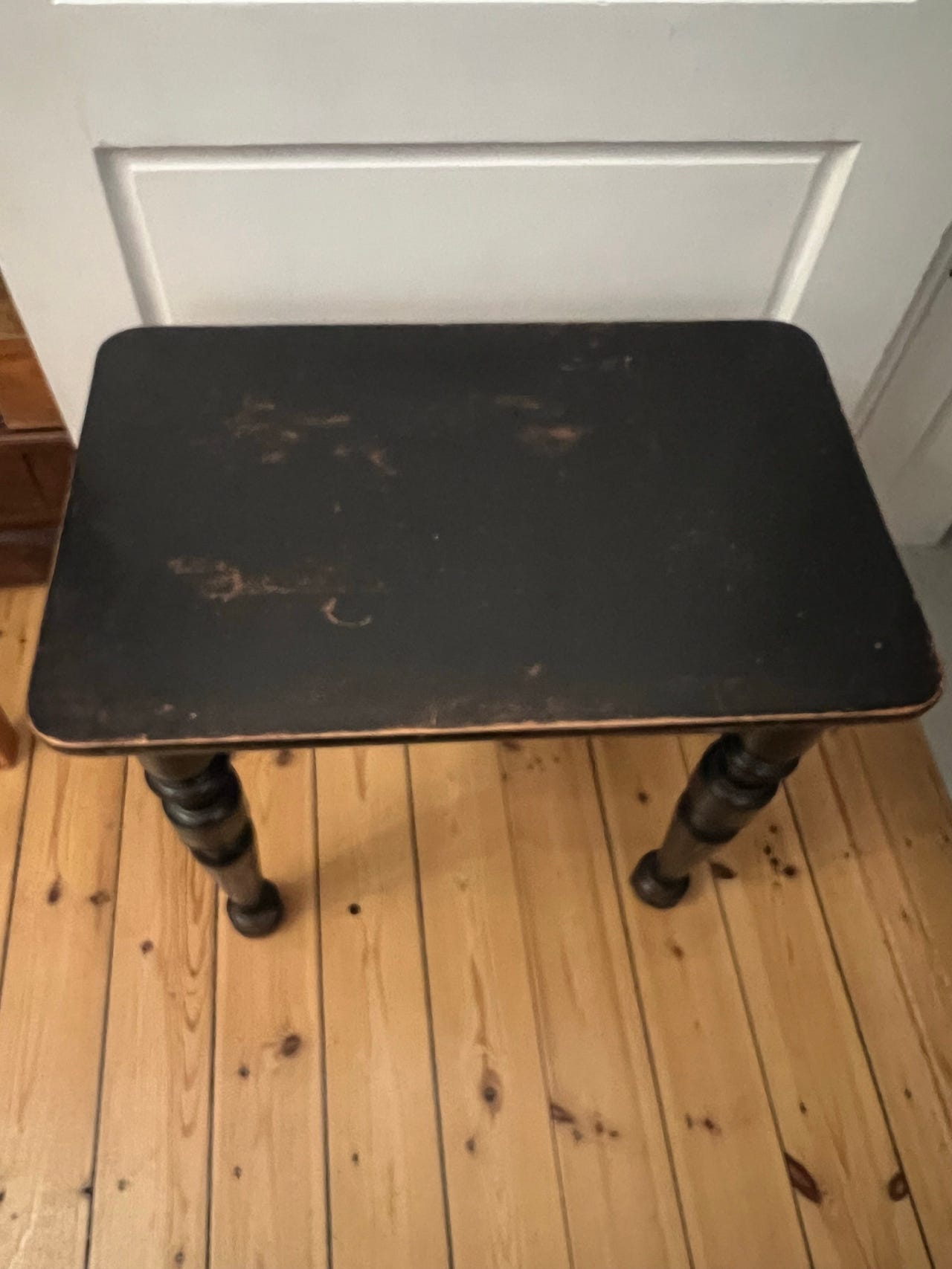 Flot lille bord i sort sælges! | DBA
