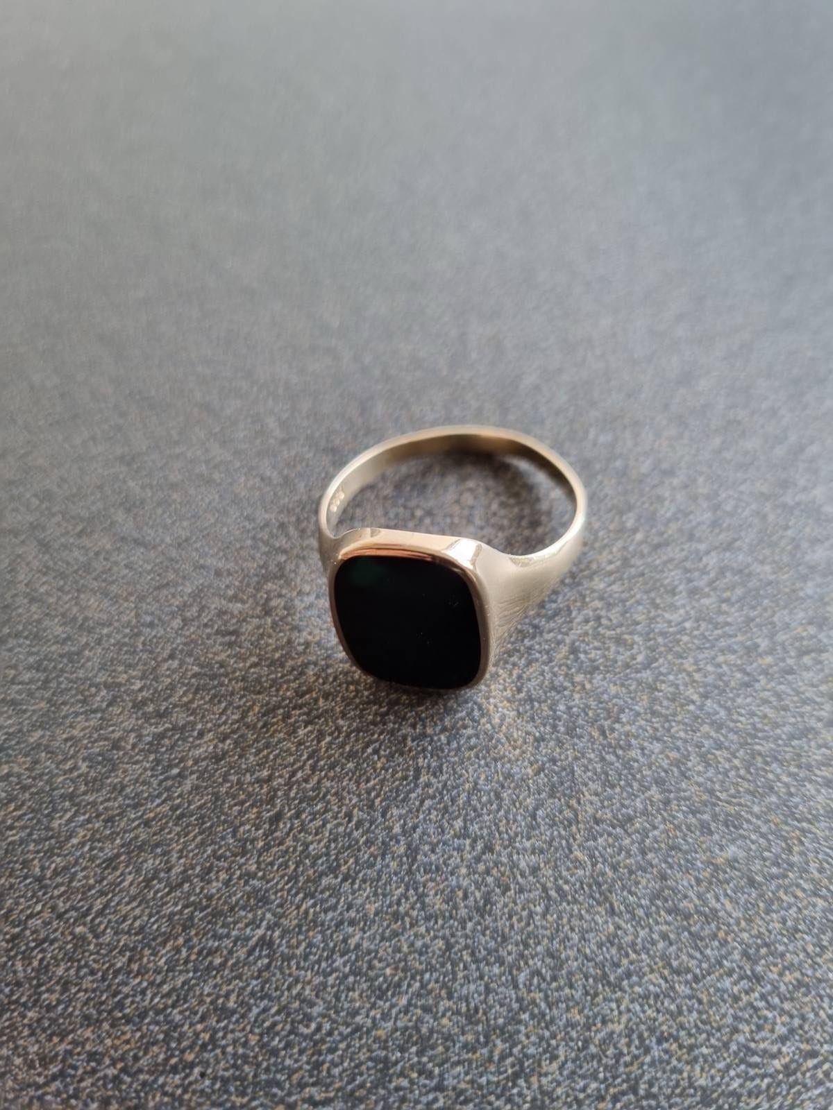 Guldring med sort sten | DBA
