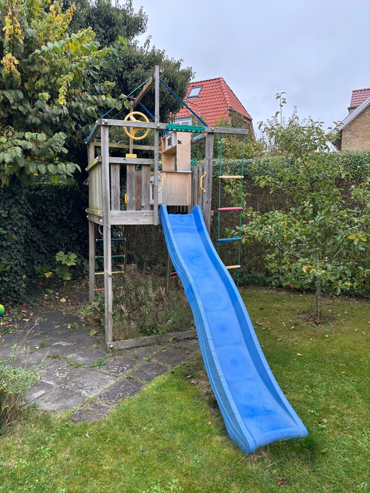 GRATIS Jungle Gym Jungle Lodge Legeplads med Rutsjebane og Gyngering | DBA