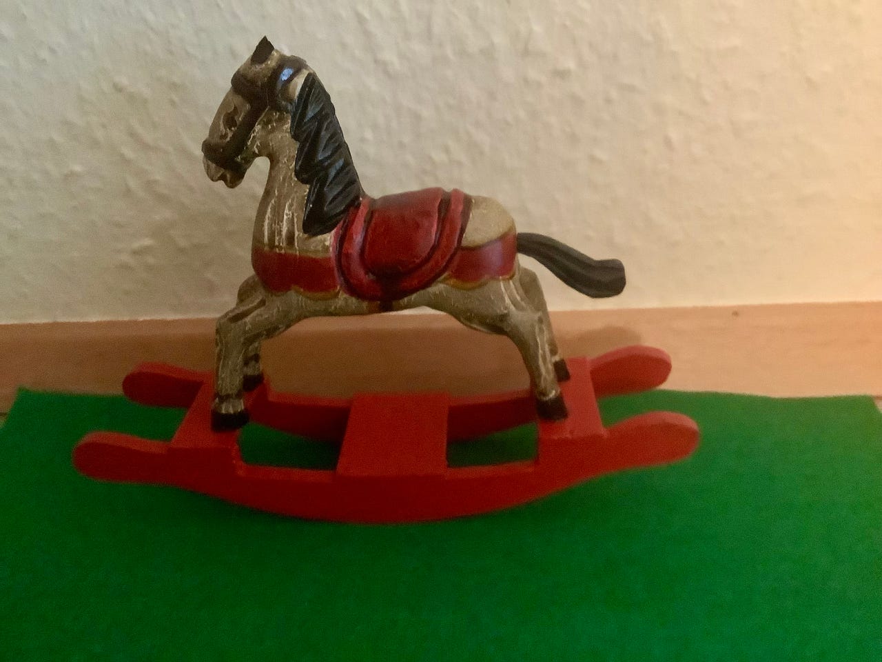 Gyngehest til pynt. | DBA