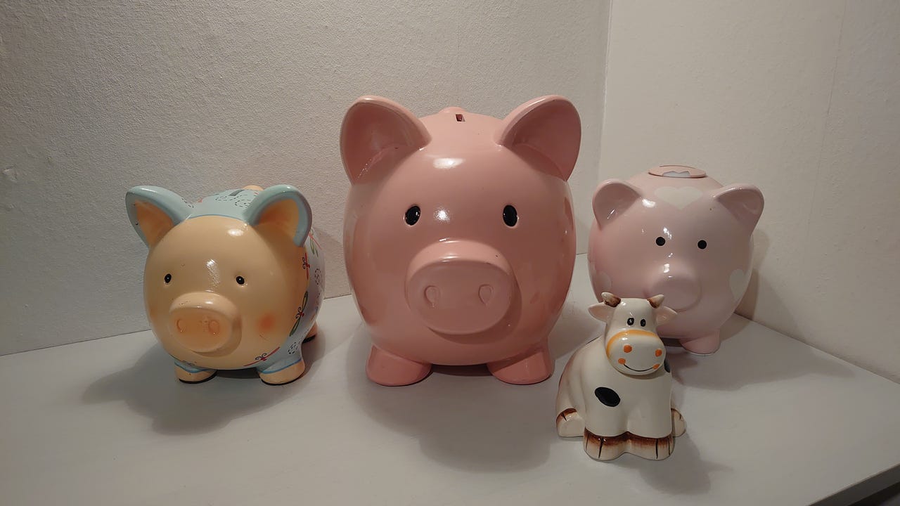 4 stk sparegrise i keramik. 3 grise og ko i fin stand. | DBA