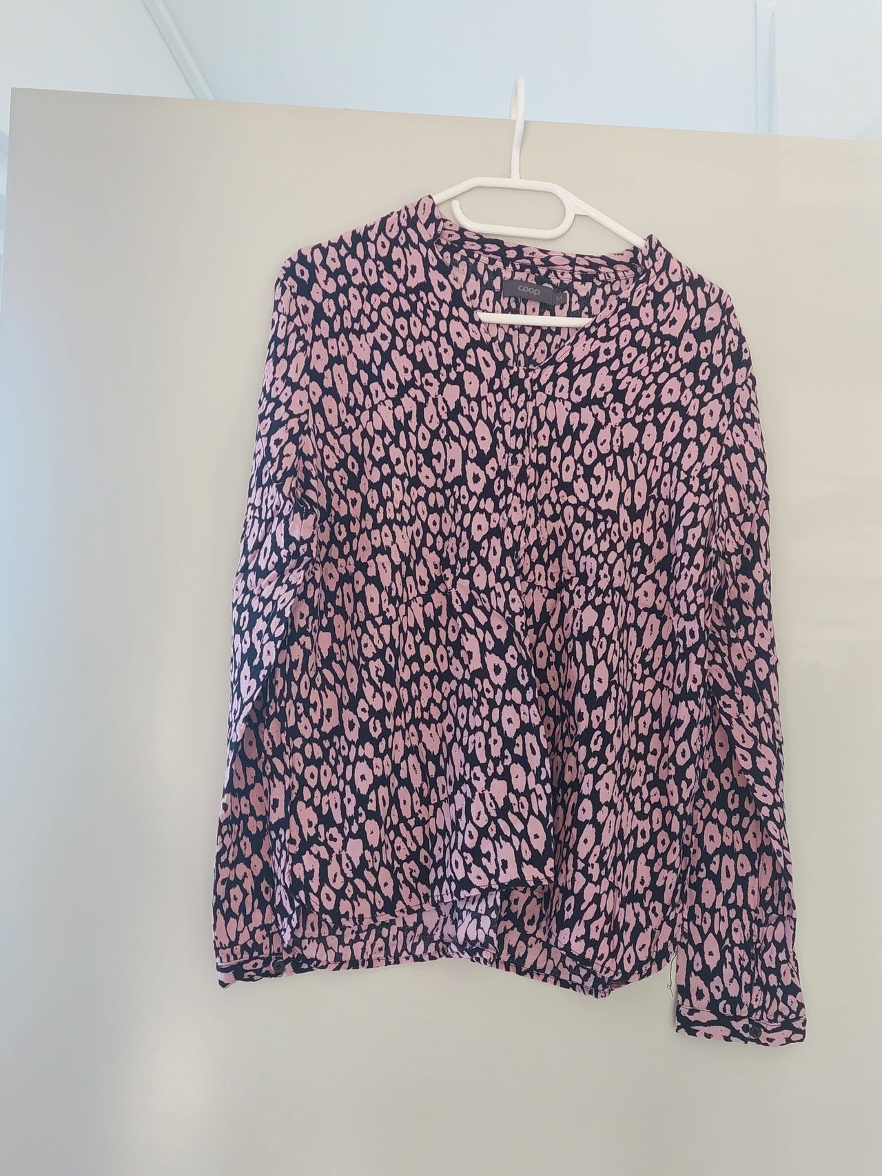 Bluse med v hals . Lange ærmer med en knap. | DBA