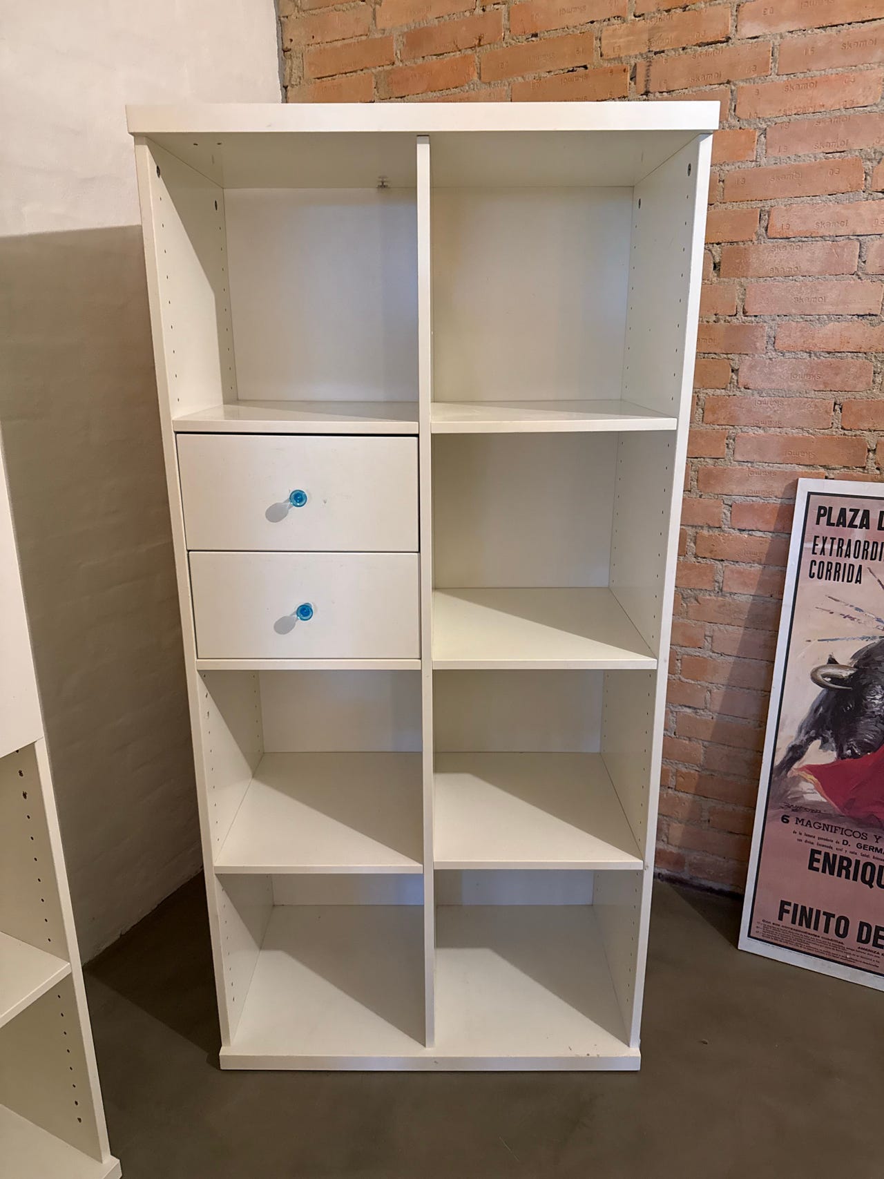 Reol med flytbare hylder og 2 skuffer | DBA