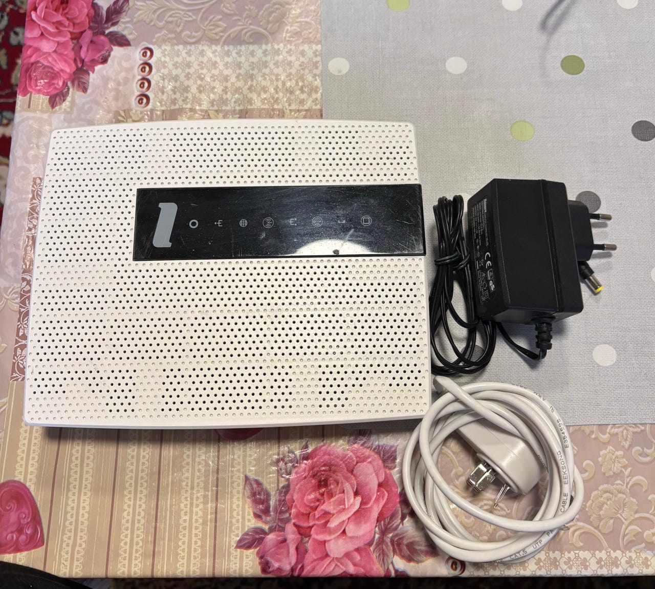 1 Router Inteno broadband med strømforsyning og netværkskabel | DBA