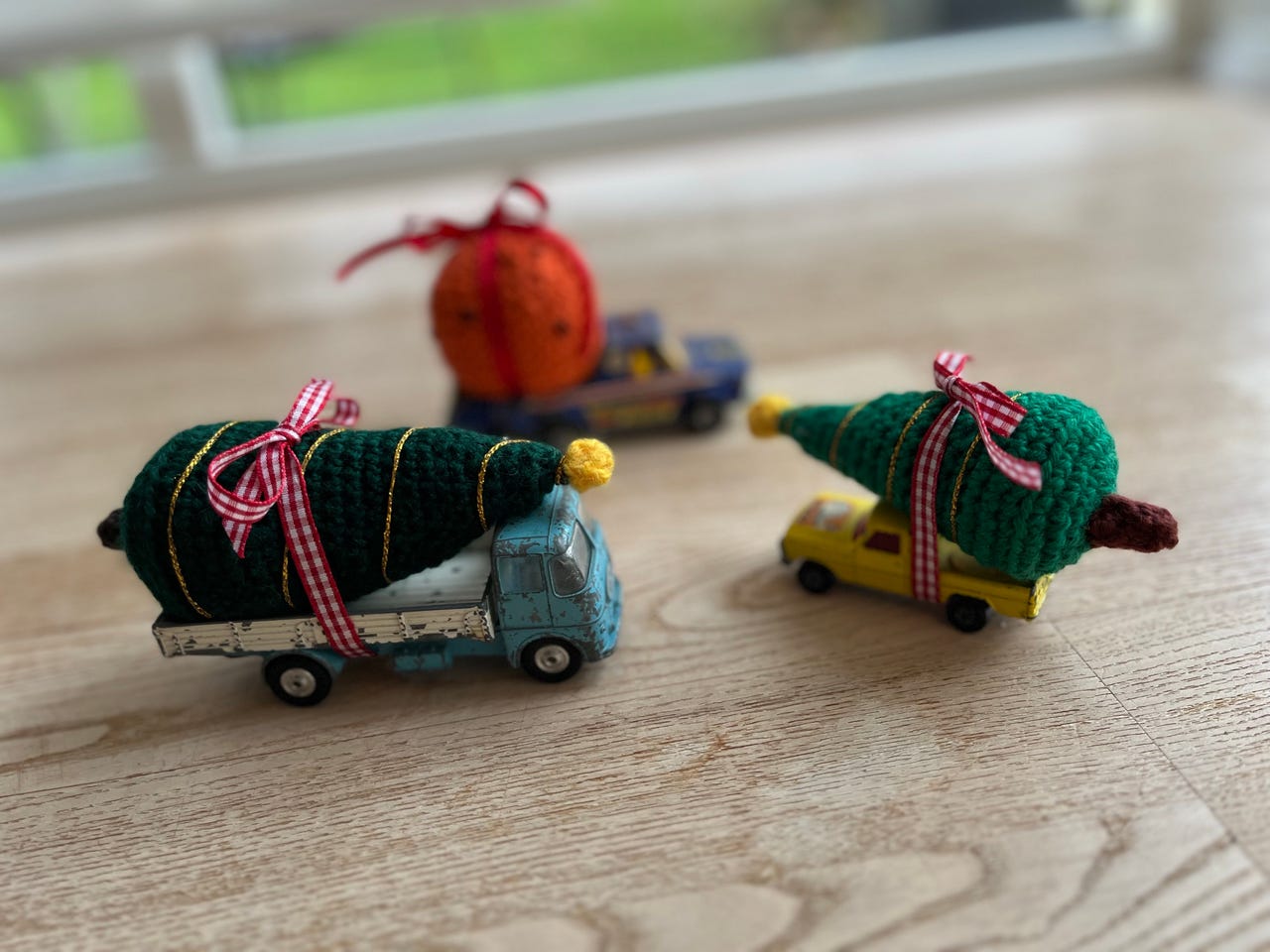 Fine hjemmelavede julebiler med hæklet pynt 🎄 | DBA