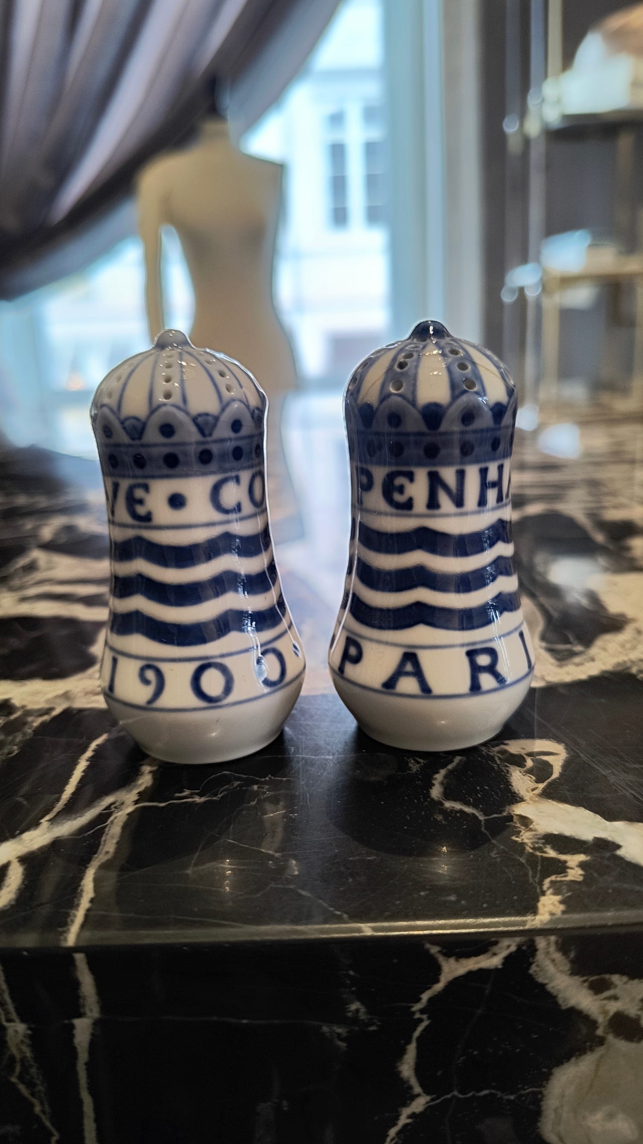 Royal Copenhagen - musselmalet peberbøsse fra Verdensudstillingen i ...