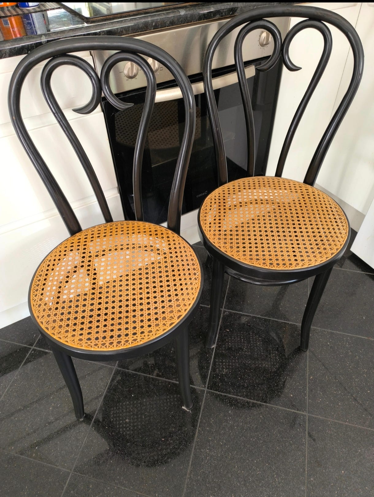 Thonet wienerstole med fransk flet og sortlakeret & formbøjet træ | DBA