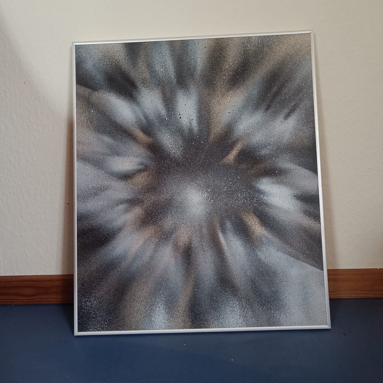 Kosmisk blomst med sort, brun og hvid | DBA