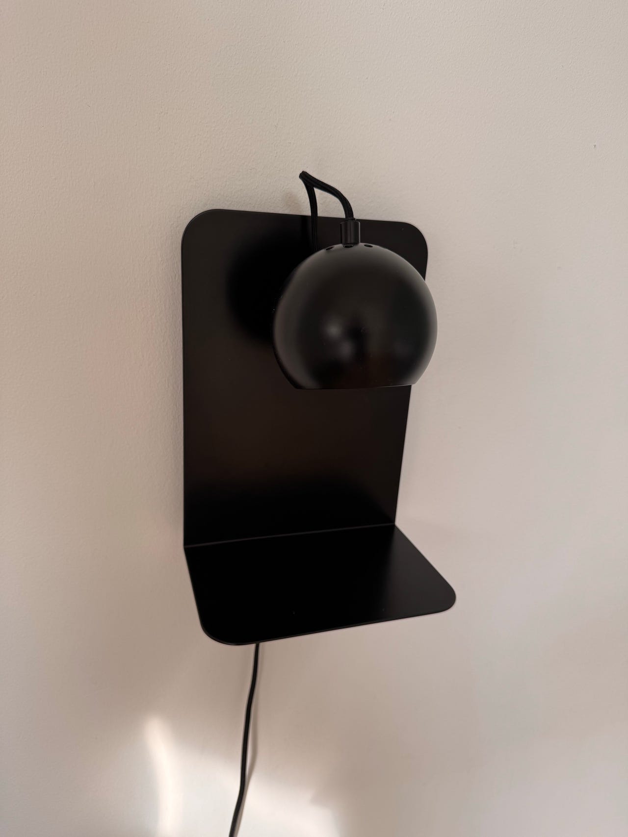 Frandsen - Ball Væglampe m/USB Mat Sort | DBA