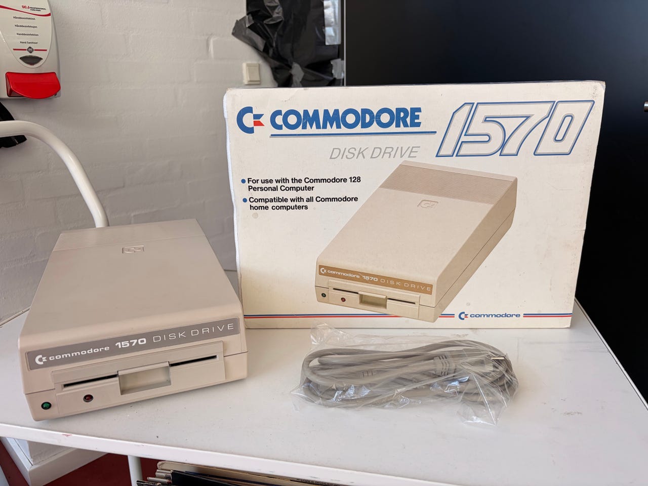 Commodore 1570 Disk Drive – Original indpakning – Meget god stand | DBA