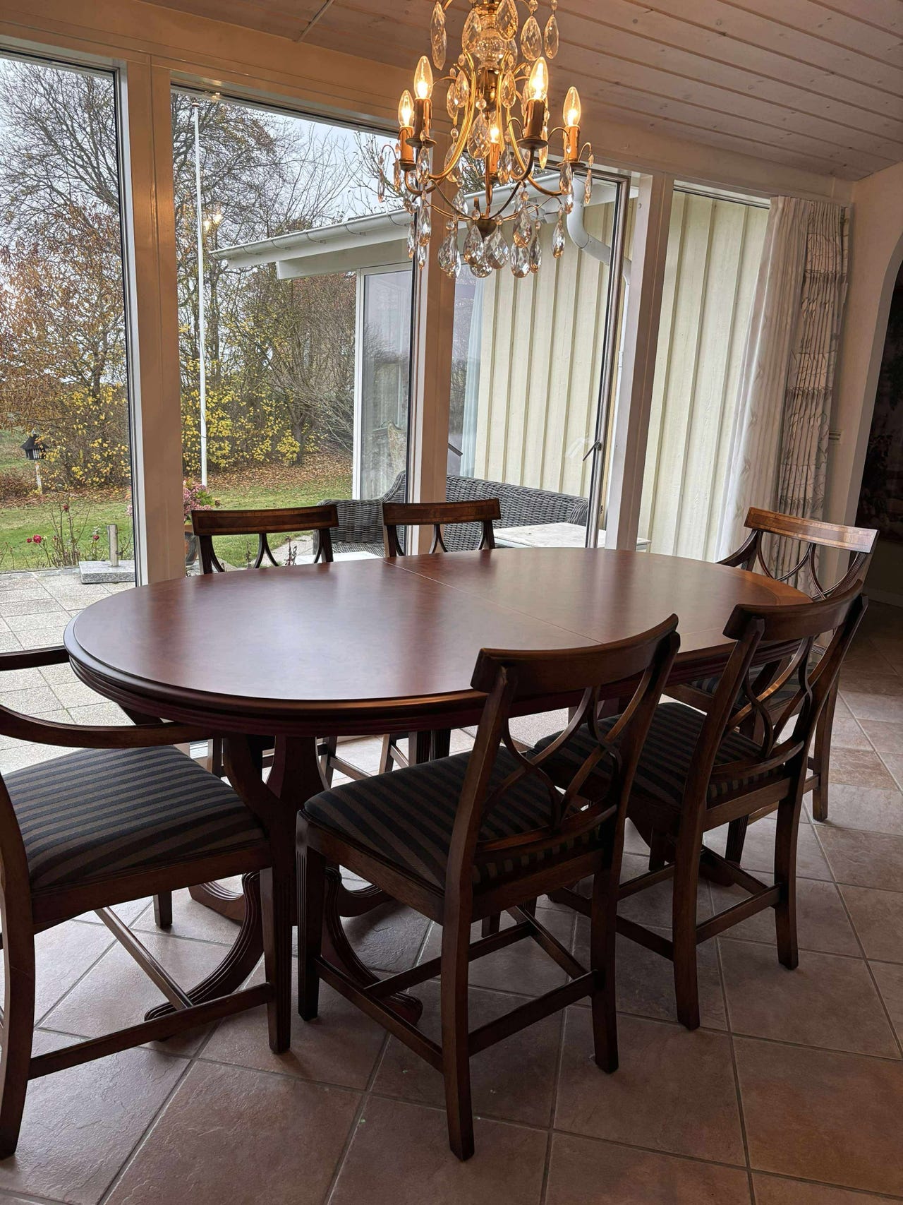 Ovalt spisebord i rodfiner + 6 stole | DBA