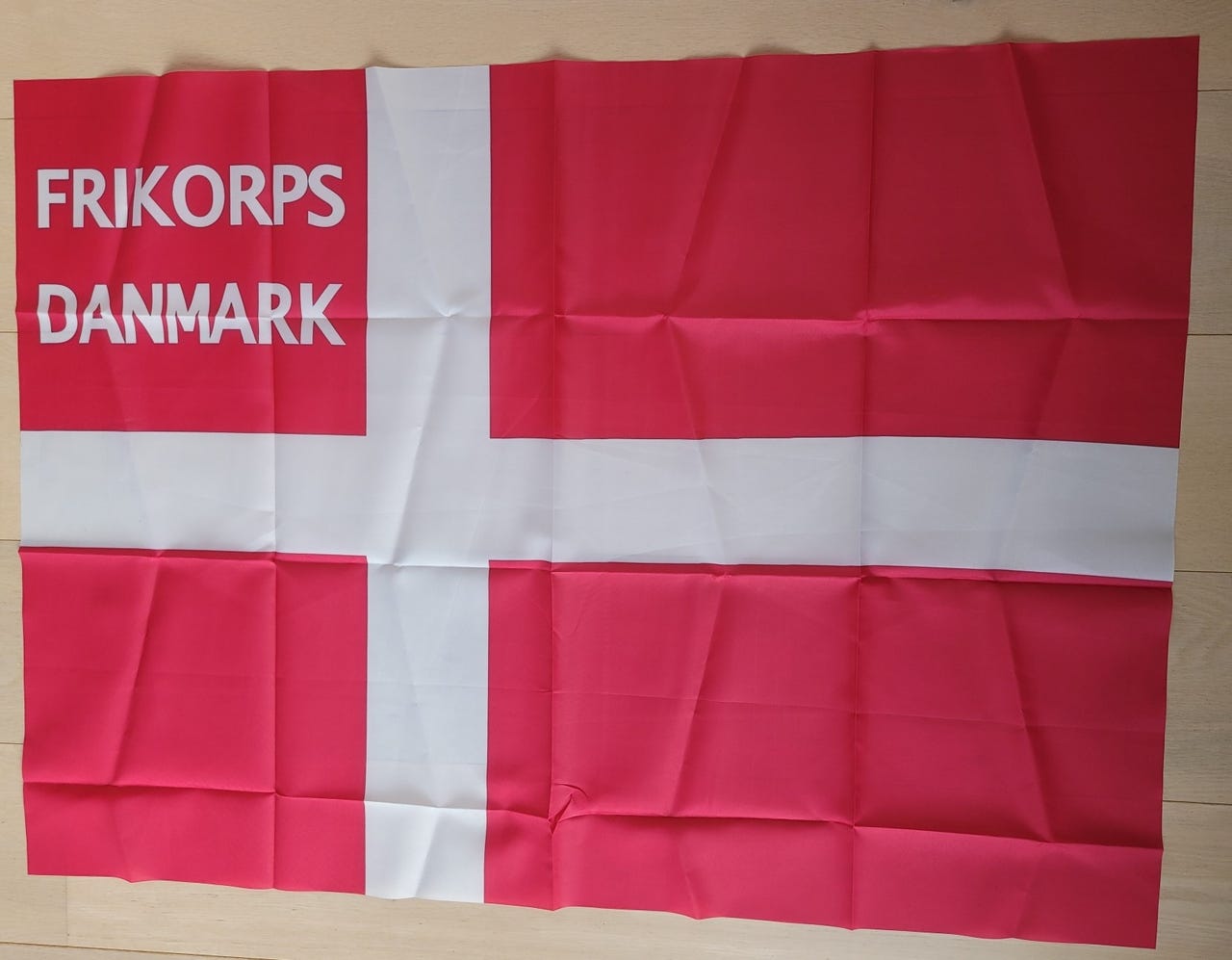 PAKKE: FRIKORPS DANMARK FLAG 70x100 cm samt 3 feltpostmærker og 5 ...