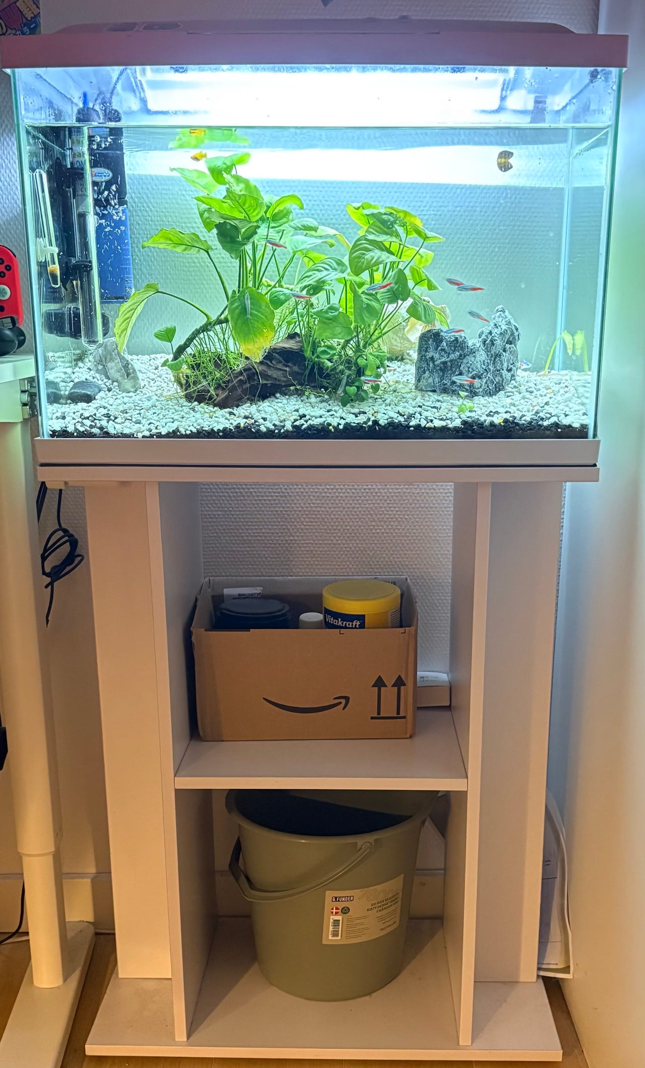 Akvarie med møbel og tilbehør | DBA