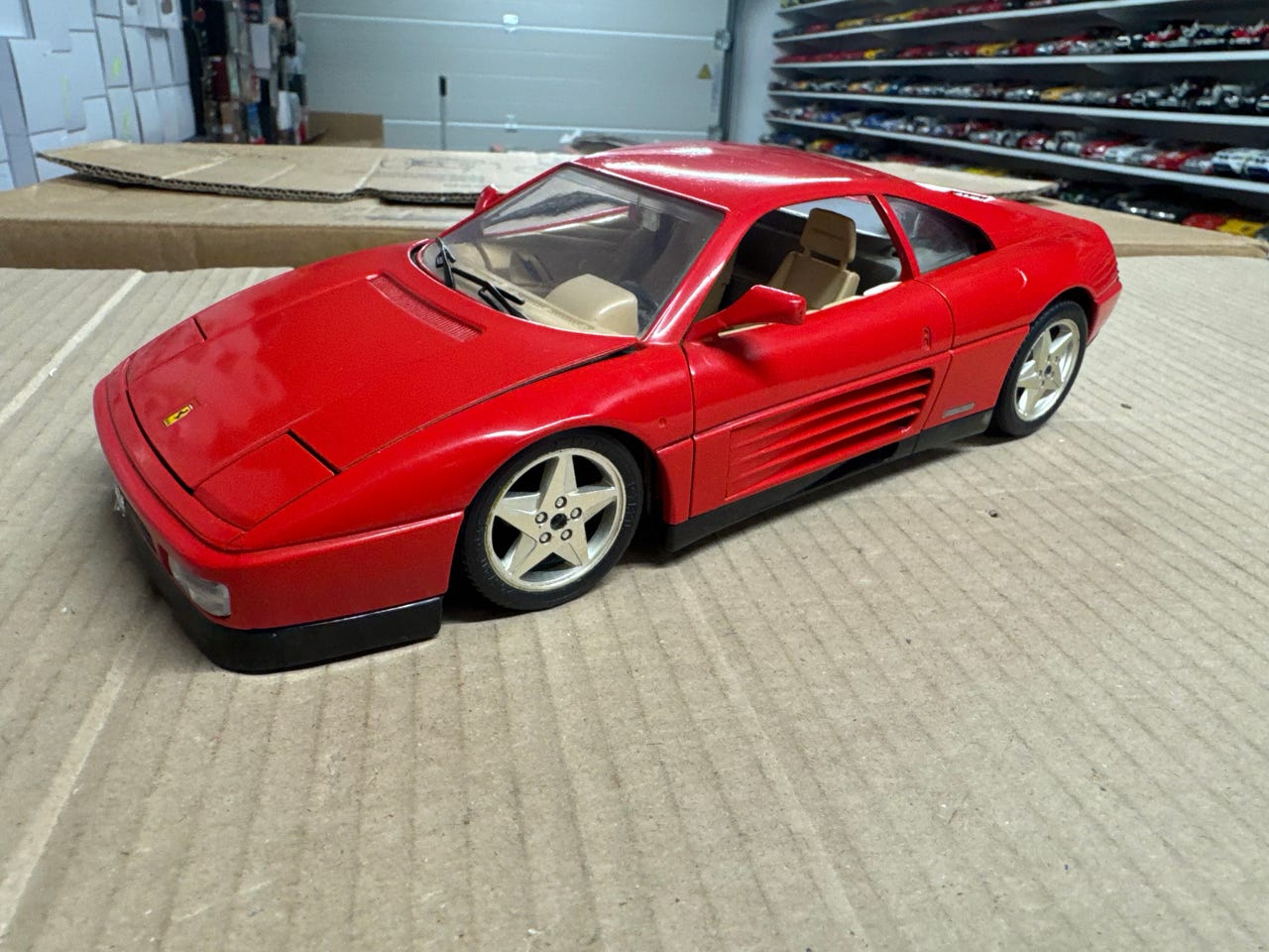 Ferrari 348 TB 1989 1/18 1:18 modelbil rød | DBA