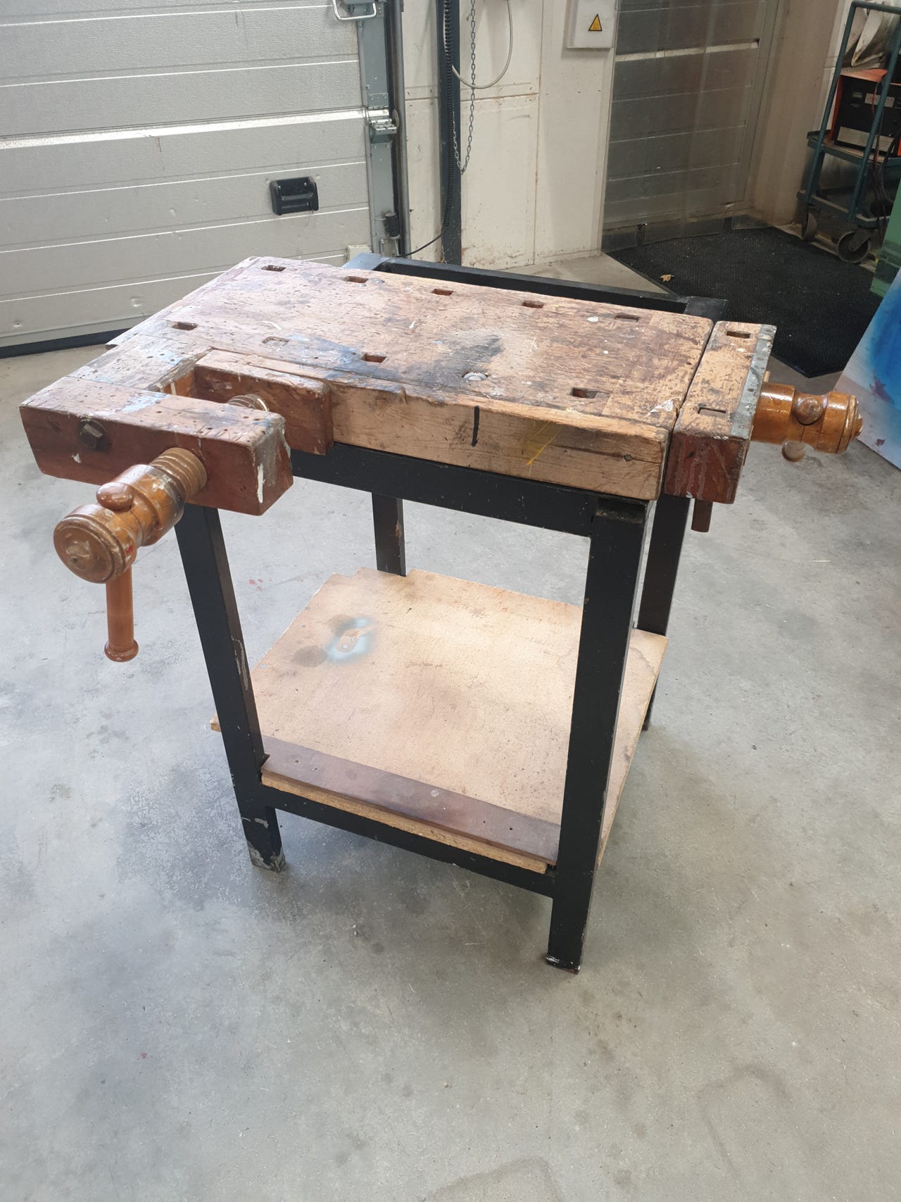 Mindre høvlebænk med skruestik og metalstel | DBA