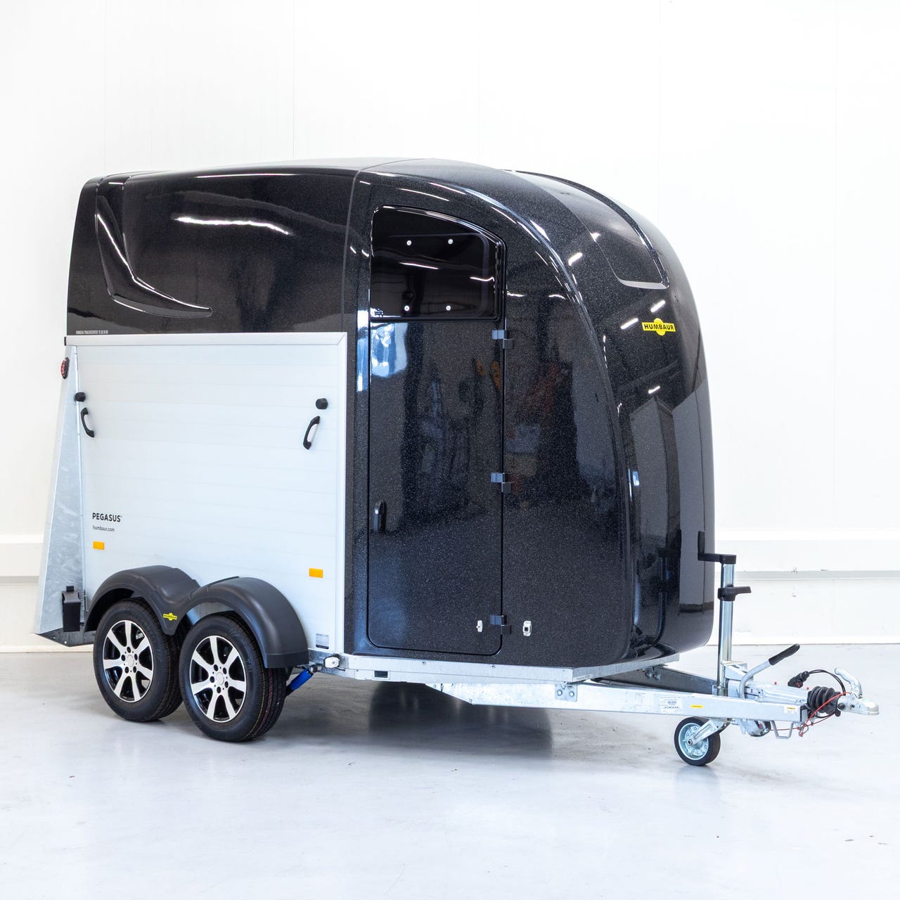 Humbaur Pegasus 2400 | Premium Hestetrailer | Alufælge | Sort metallic ...