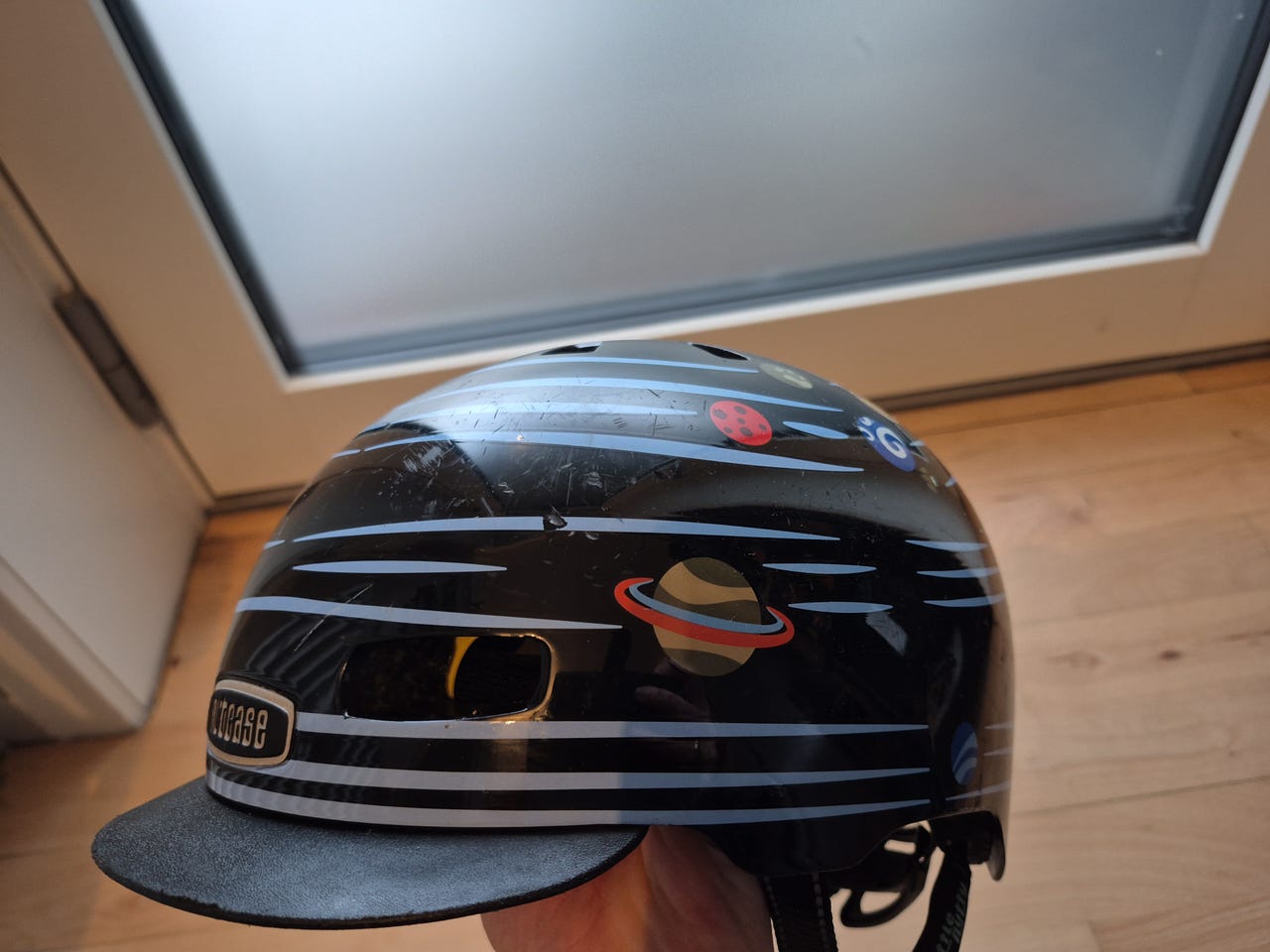 Nutcase cykelhjelm med rumtema, str. S/M | DBA
