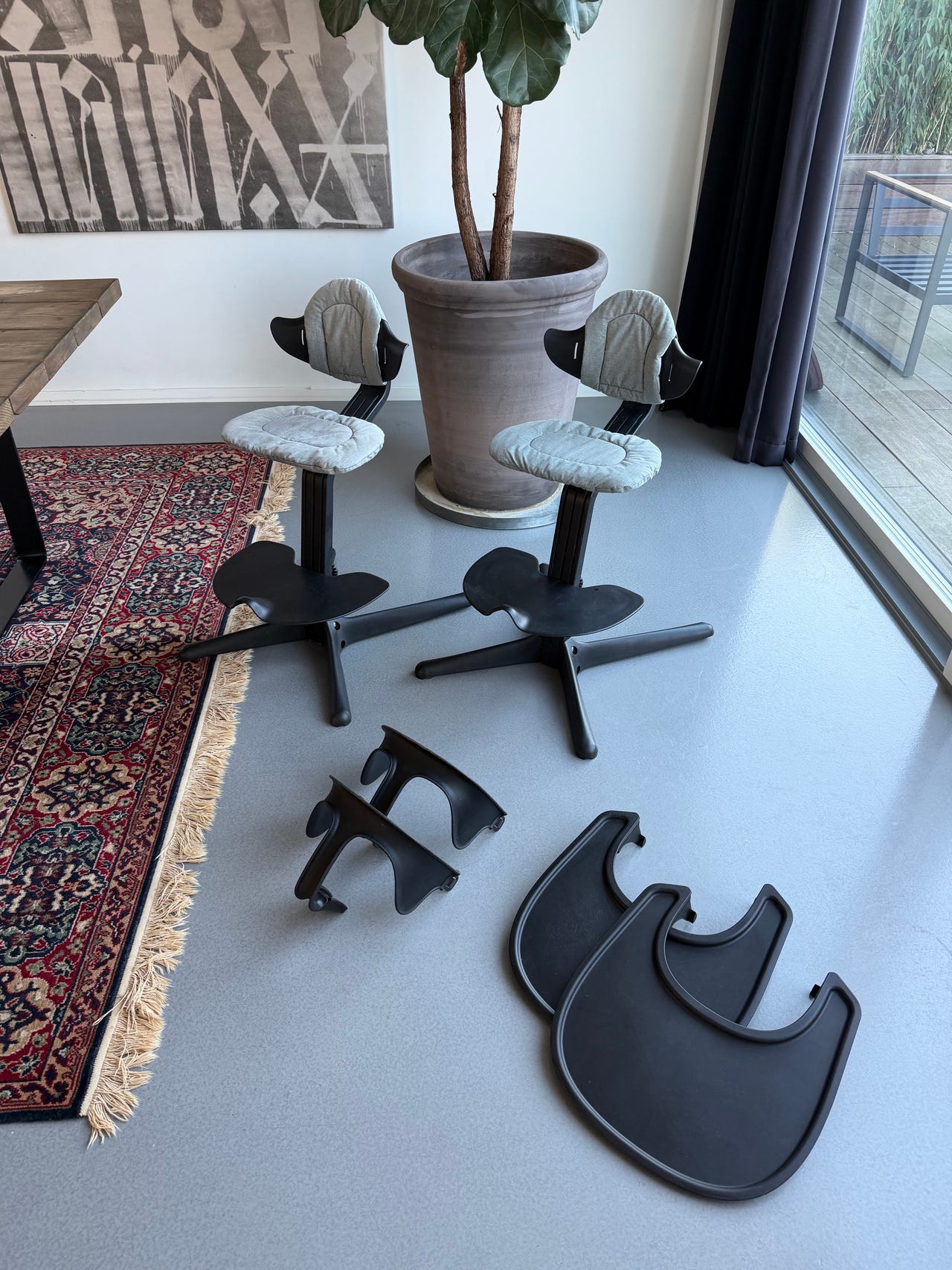 Nomi chair sort med bøjle, bakke og puder | DBA