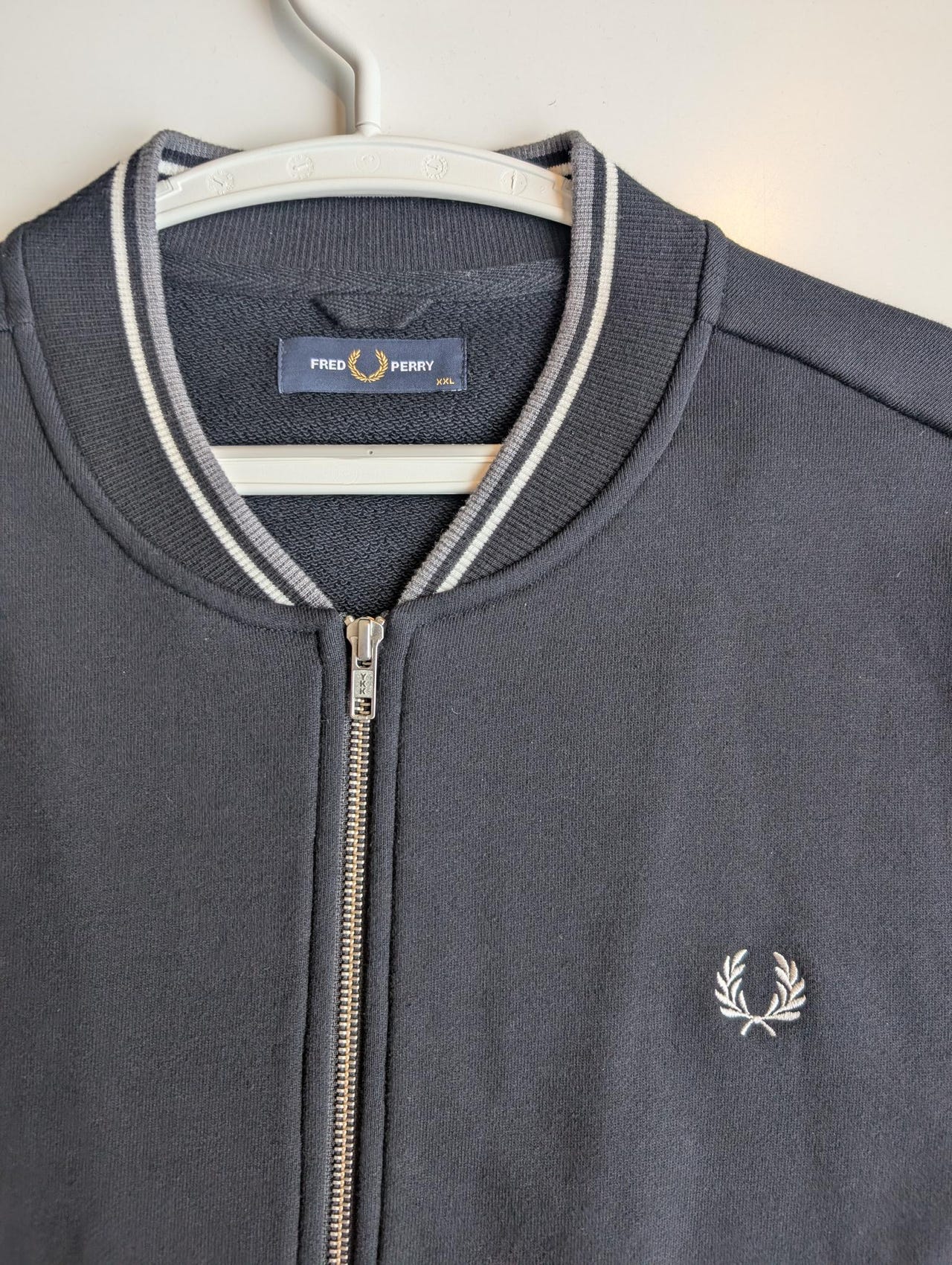 Fred Perry sort bomuldsjakke i sweatshirt-kvalitet med lynlås | DBA