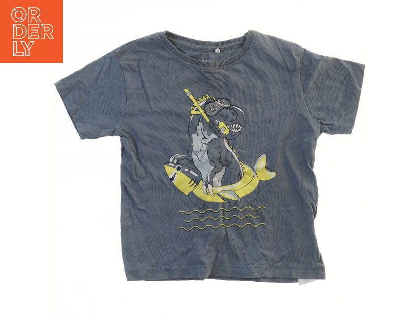 Børne t-shirt med dinosaur print fra Basic needs (str. 104) | DBA