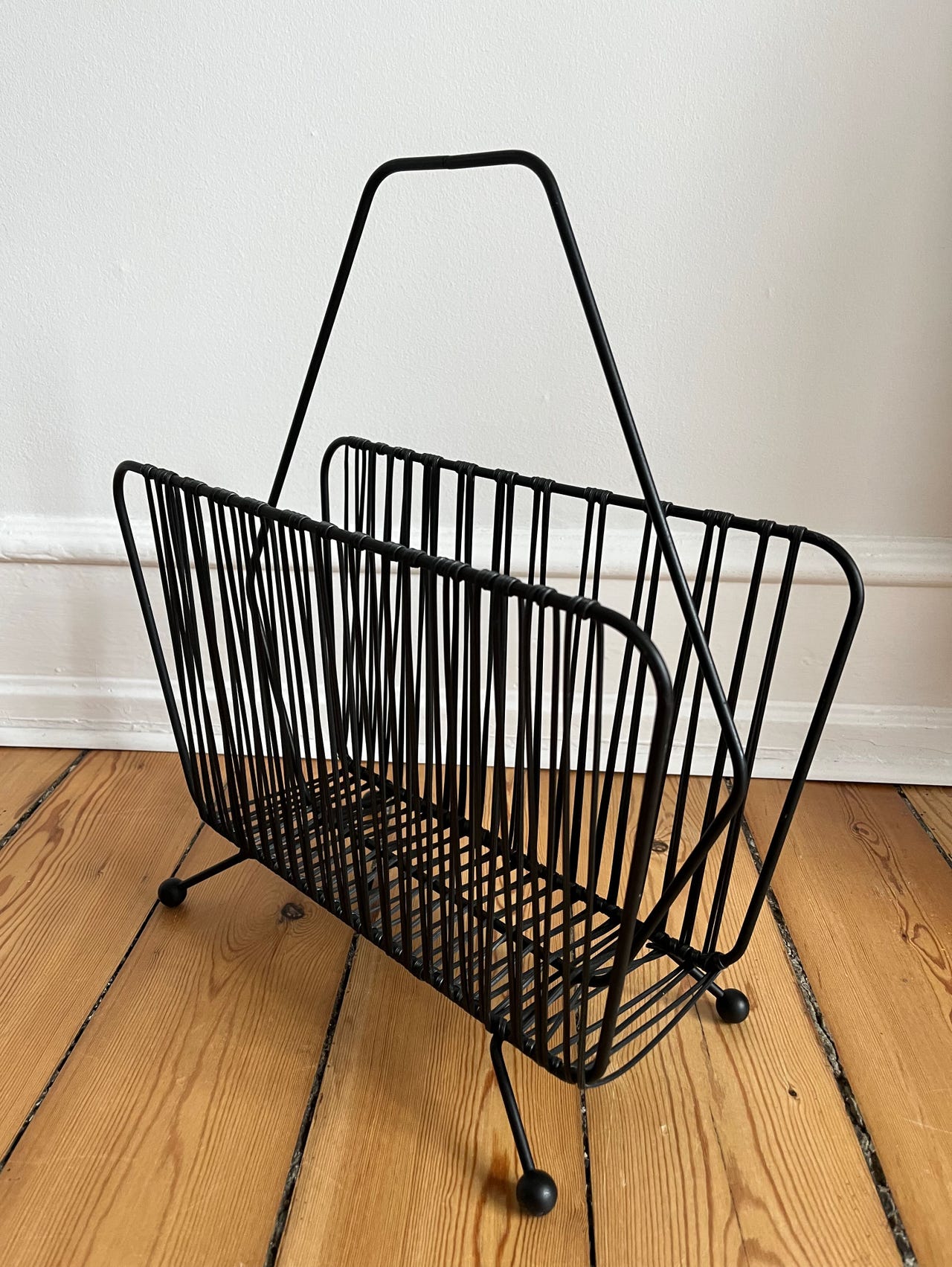 Sort Retro Magasinholder | DBA