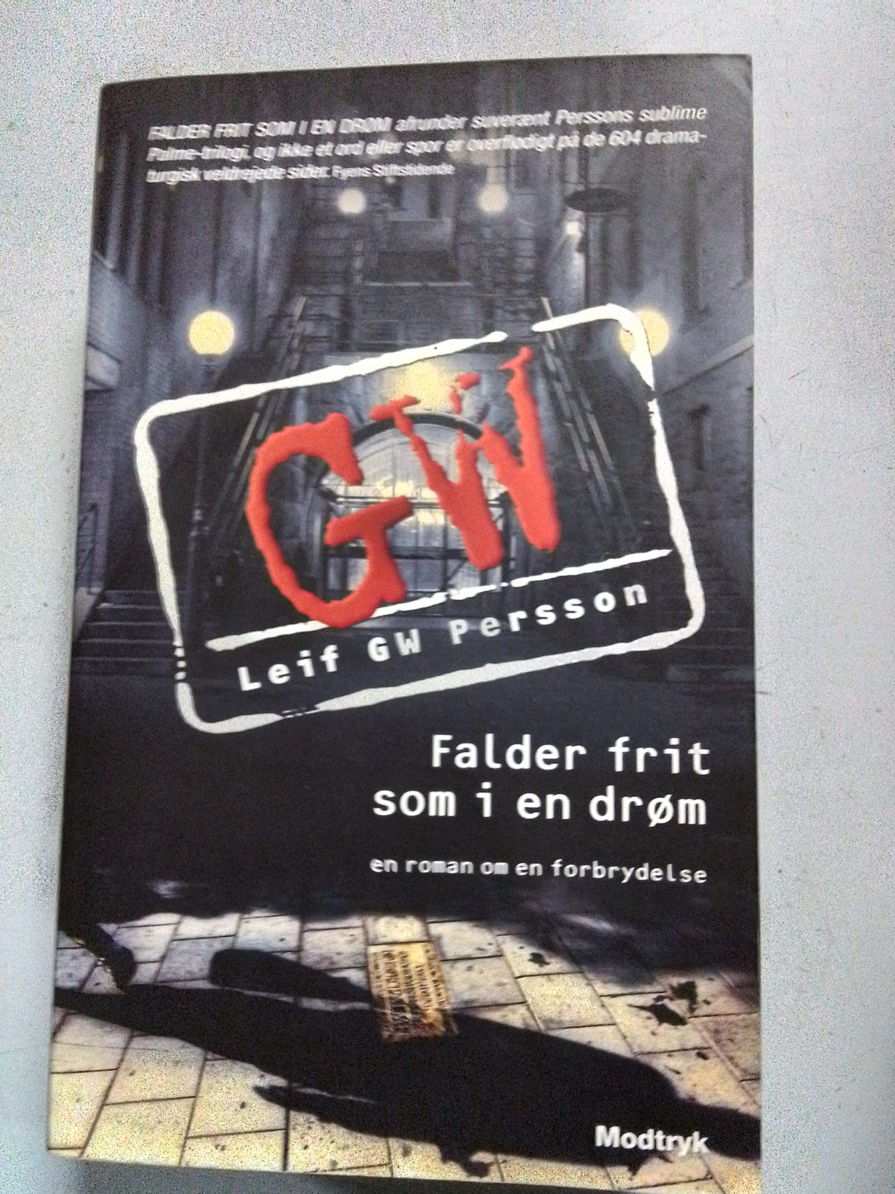 Falder frit som i en drøm af Leif GW Persson | DBA