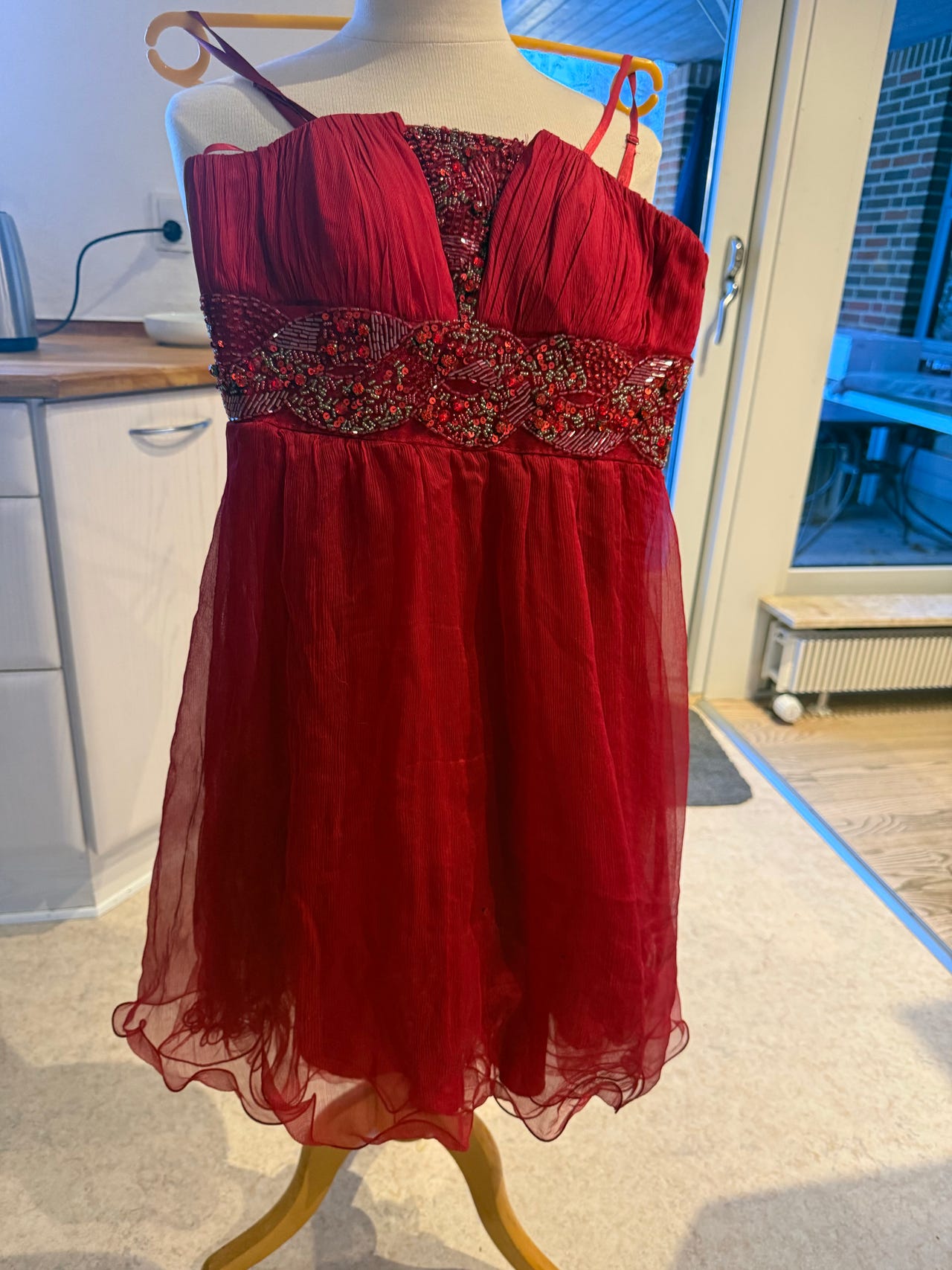 Kort cocktail kjole med sten | DBA